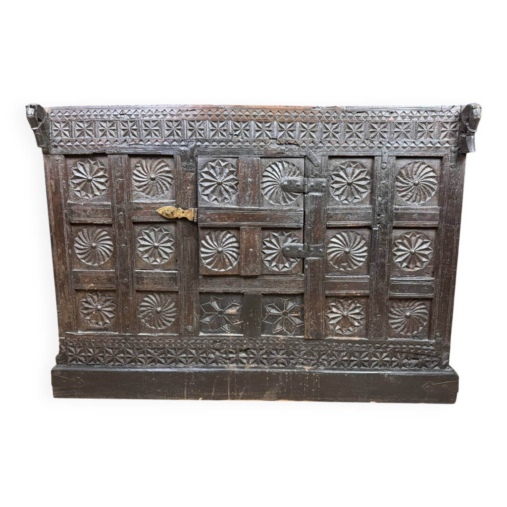 Asie 19eme : rare coffre de mariage en bois exotique abondamment sculptés | Selency