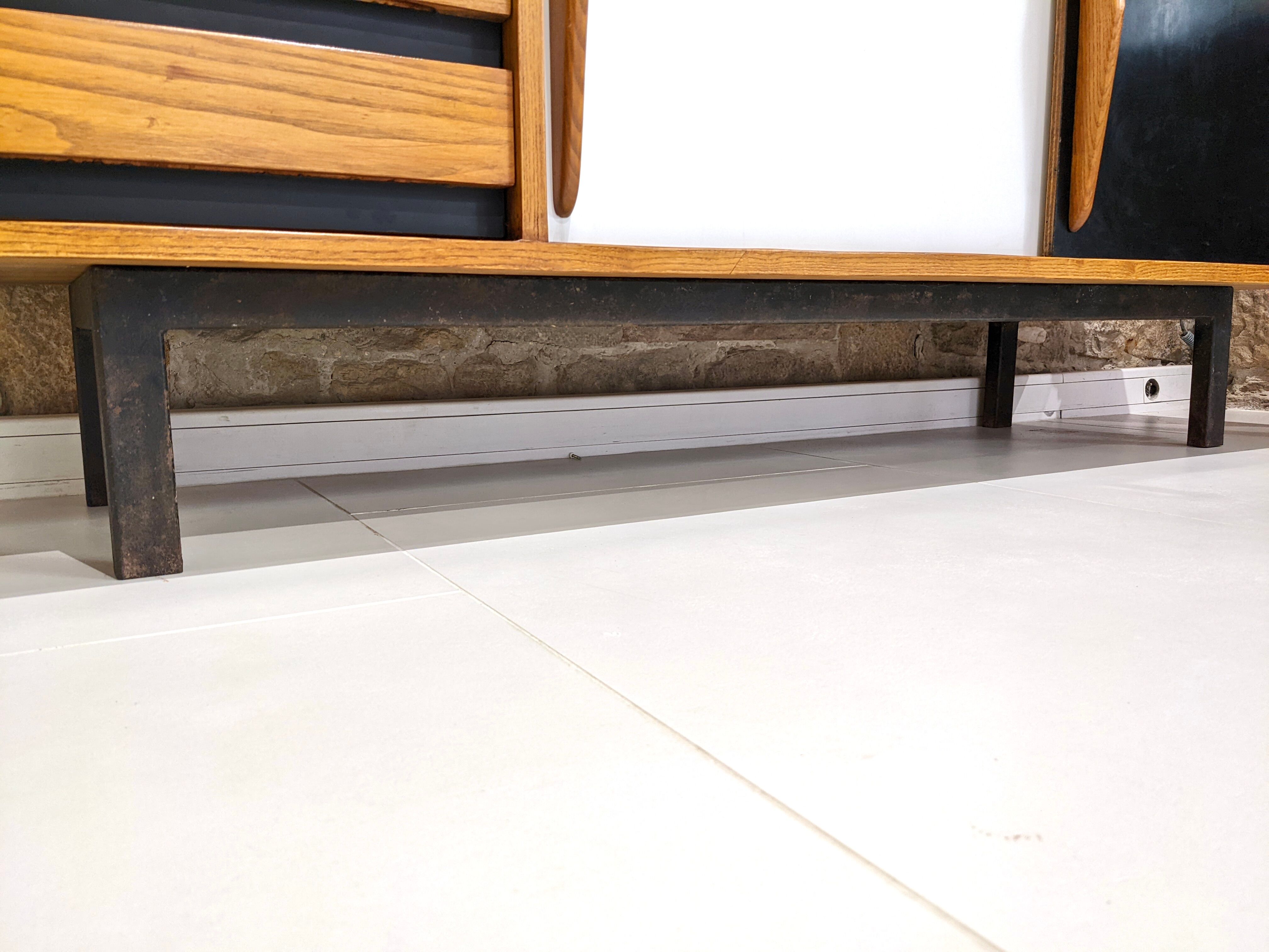 Buffet Cansado en frêne avec tiroirs par Charlotte Perriand pour Steph ...