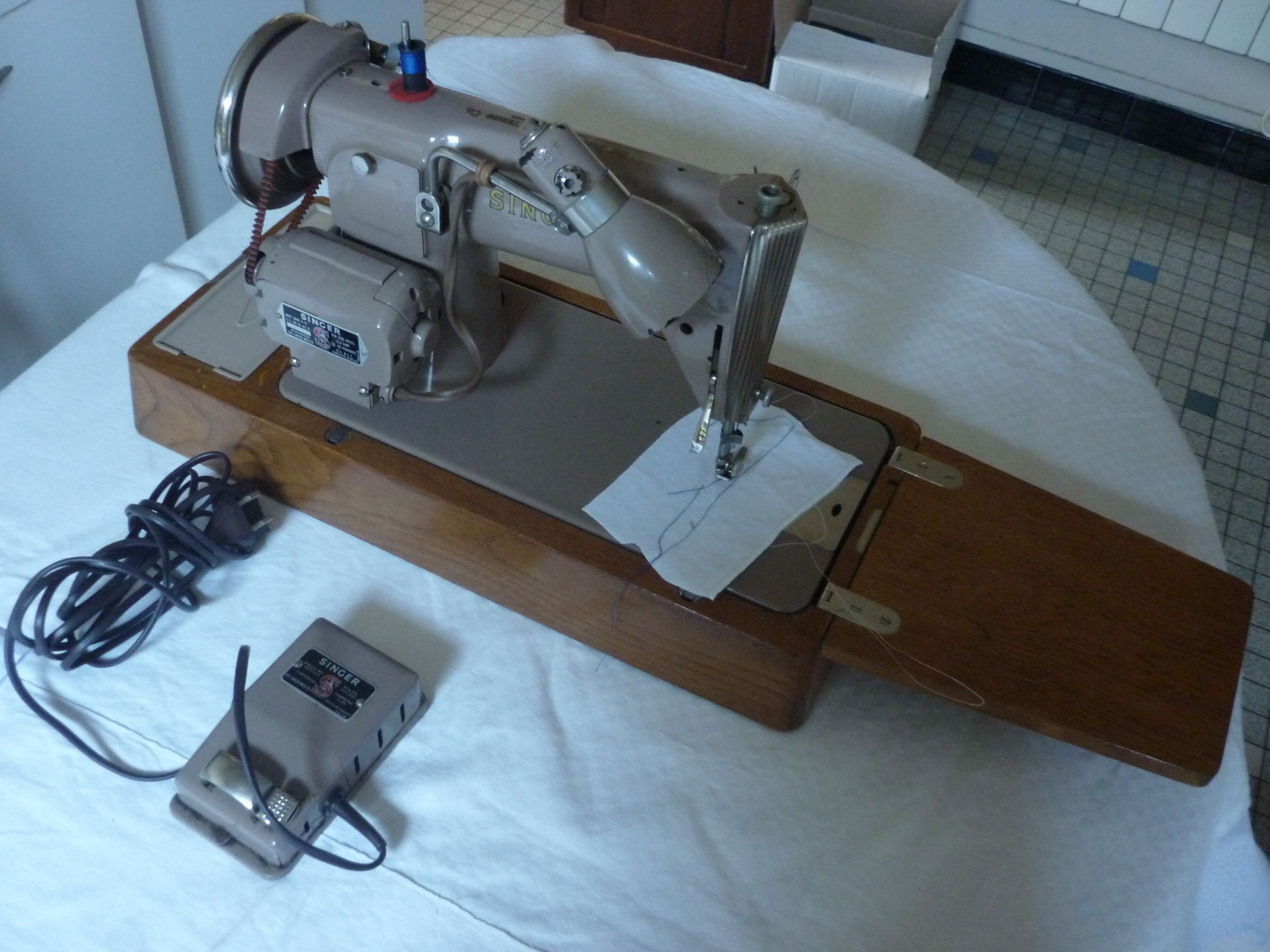 Machine a coudre electrique Singer années 1960 | Selency