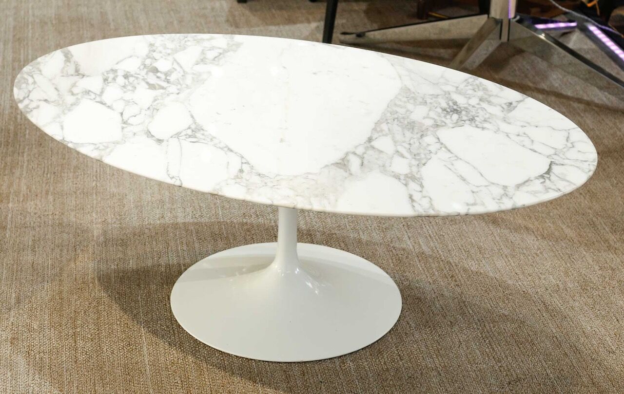 Table basse ovale "tulipe » marbre arabescato Eero Saarinen & Knoll ...