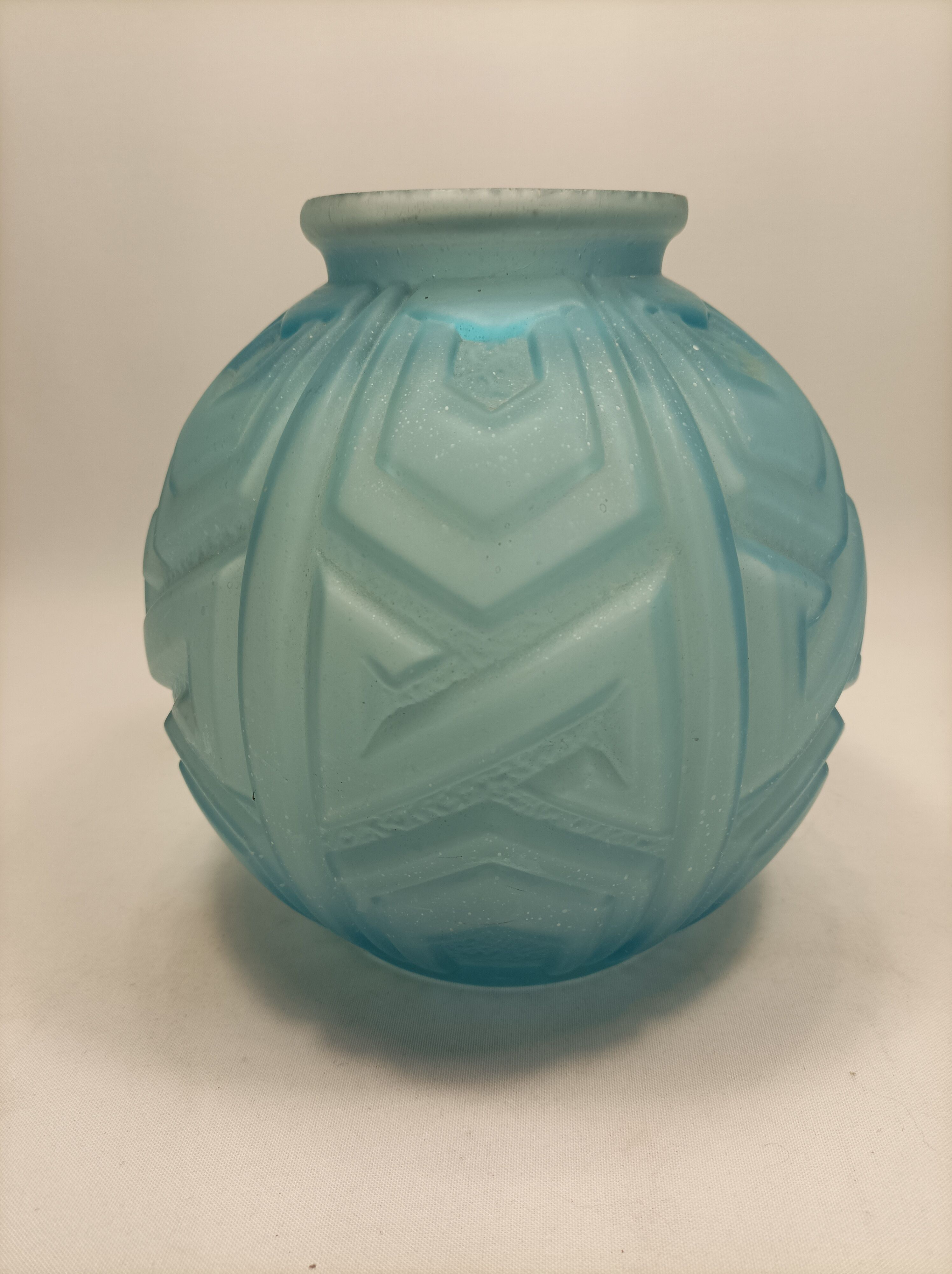 Vase boule en verre pressé moulé satiné bleu. Art Déco | Selency