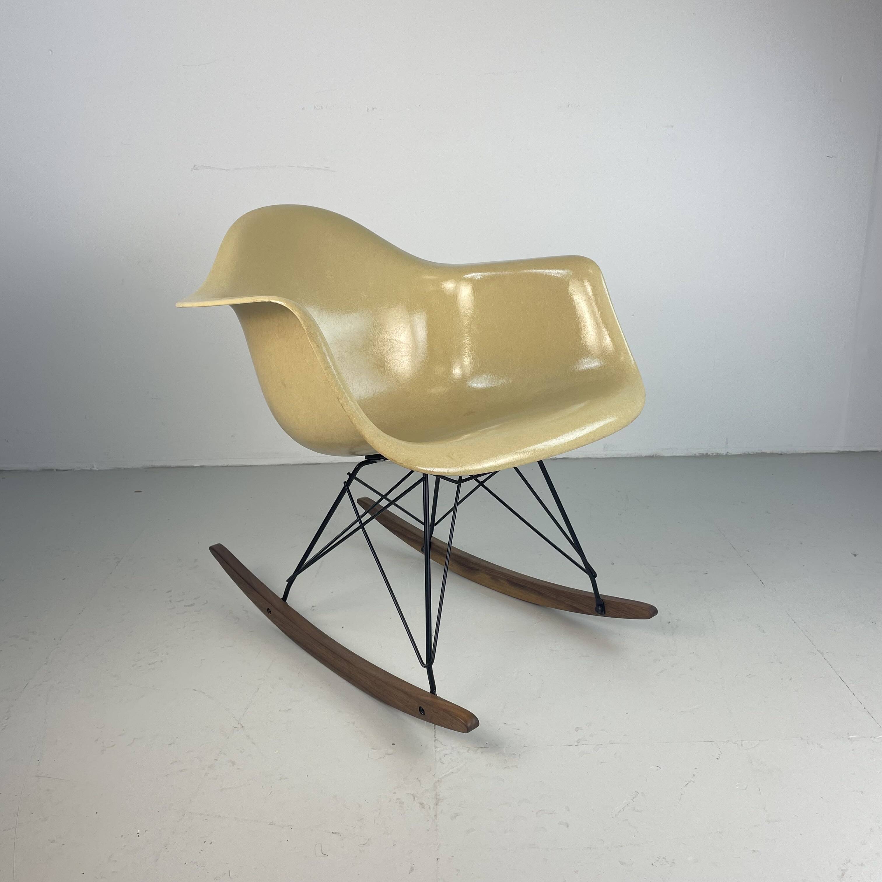 Fauteuil à bascule RAR Eames Herman Miller des années 1950 en parchemin | Selency