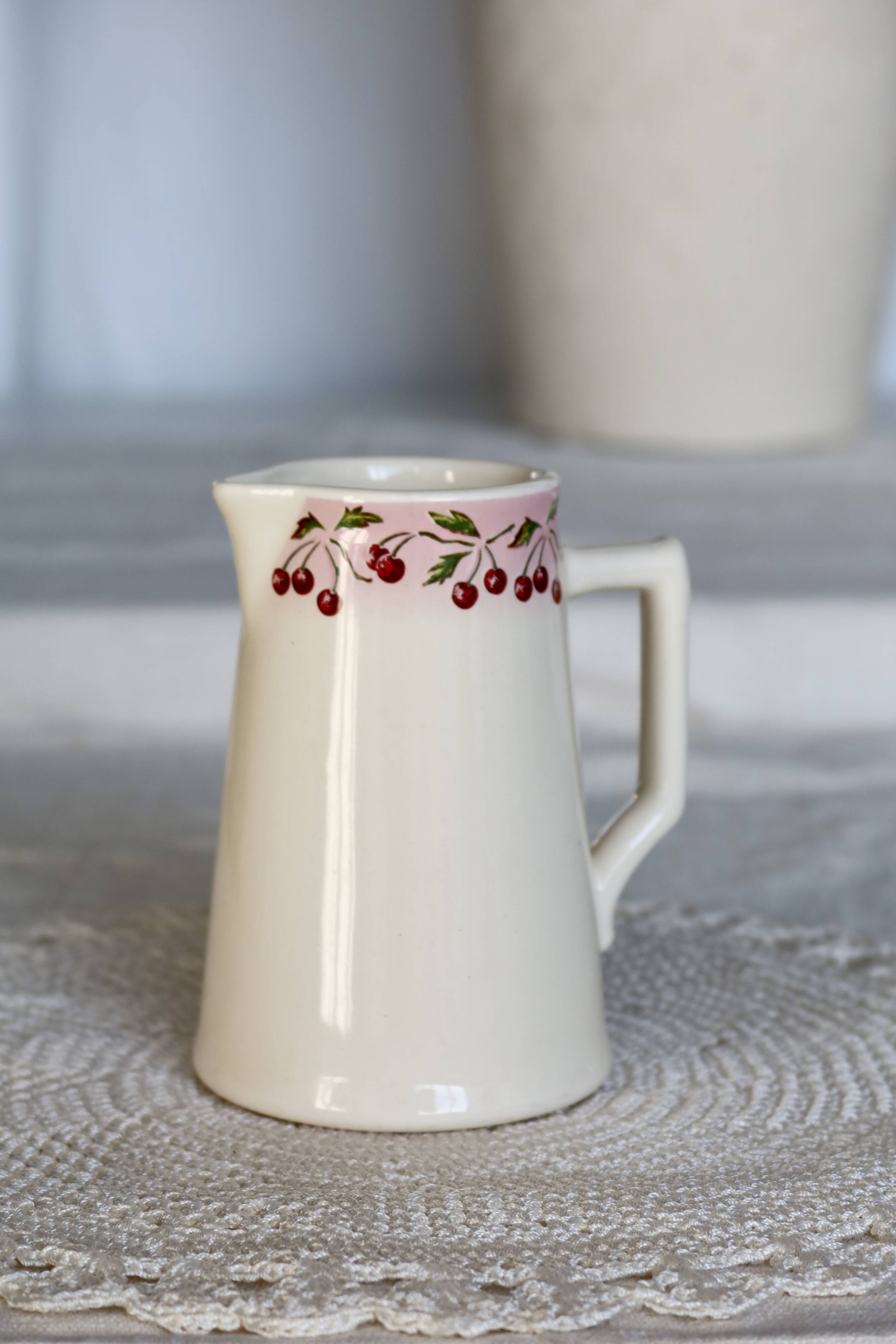 Pot à lait vintage en faïence ivoire motif cerises – Le Comptoir Pain d ...