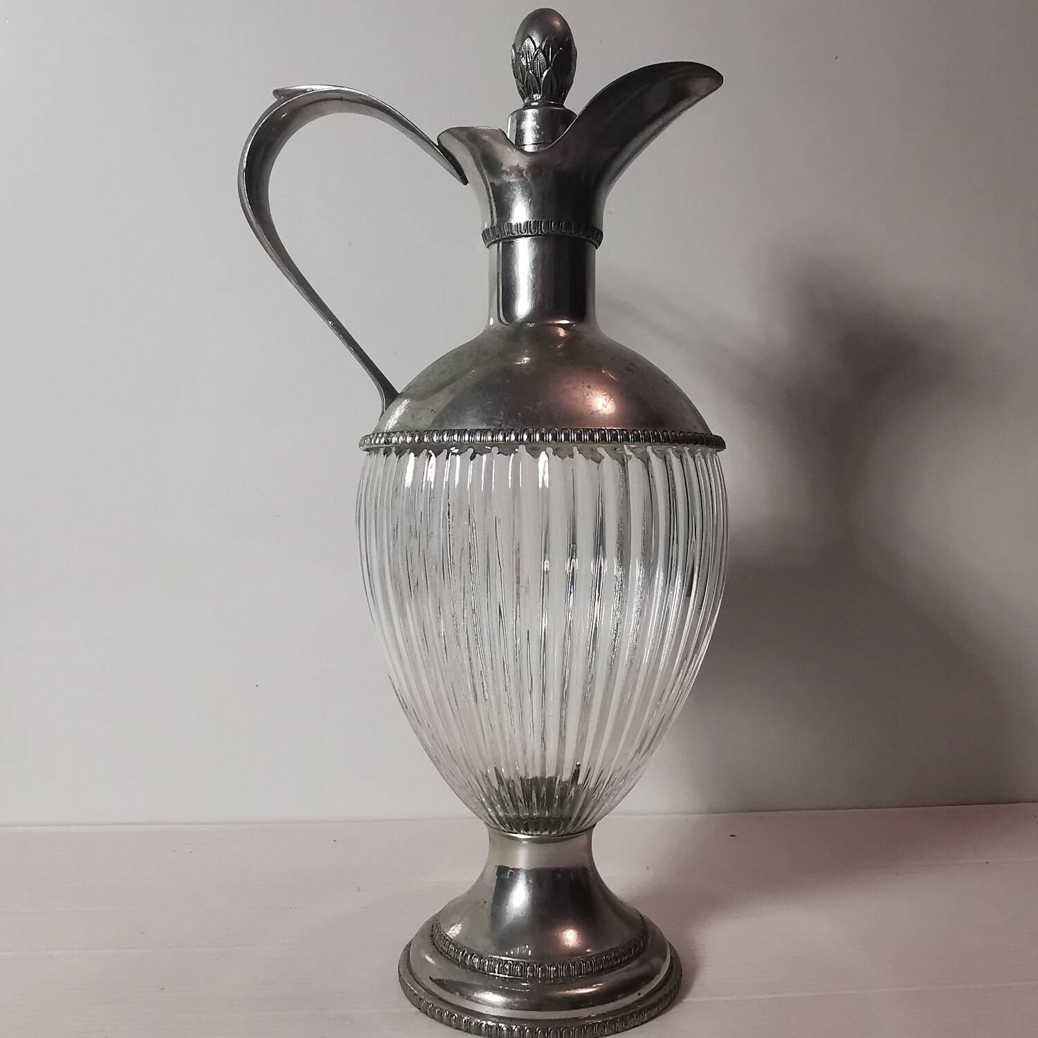Carafe aiguière en étain et verre "les étains du manoir" xxème siècle ...