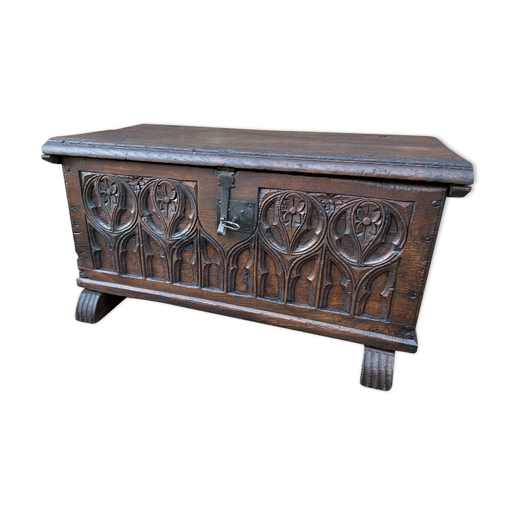 Coffre en chêne XVIII ème néo gothique sculpté | Selency