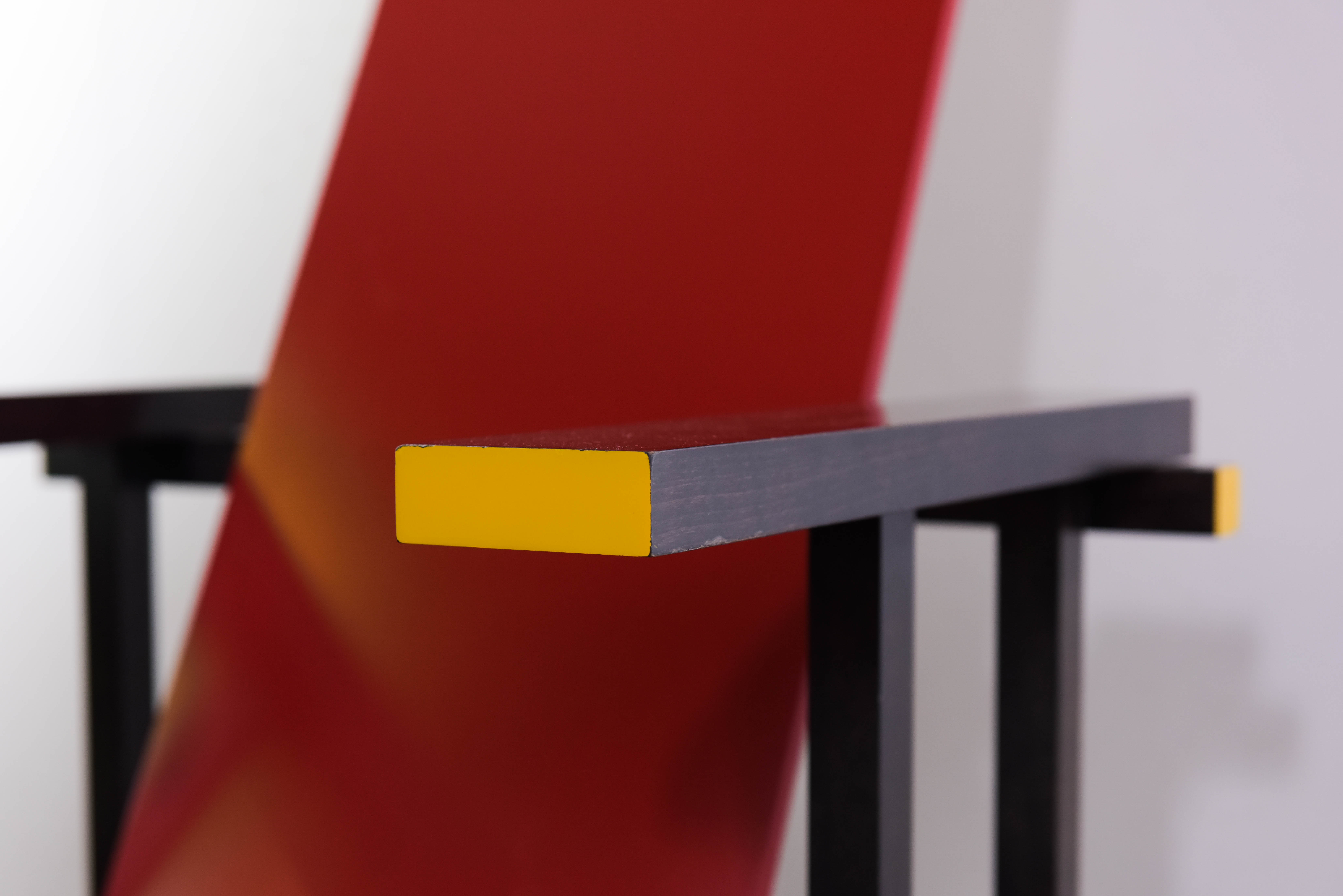 Chaise rouge et bleue conçue par Gerrit Rietveld produite par Cassina ...