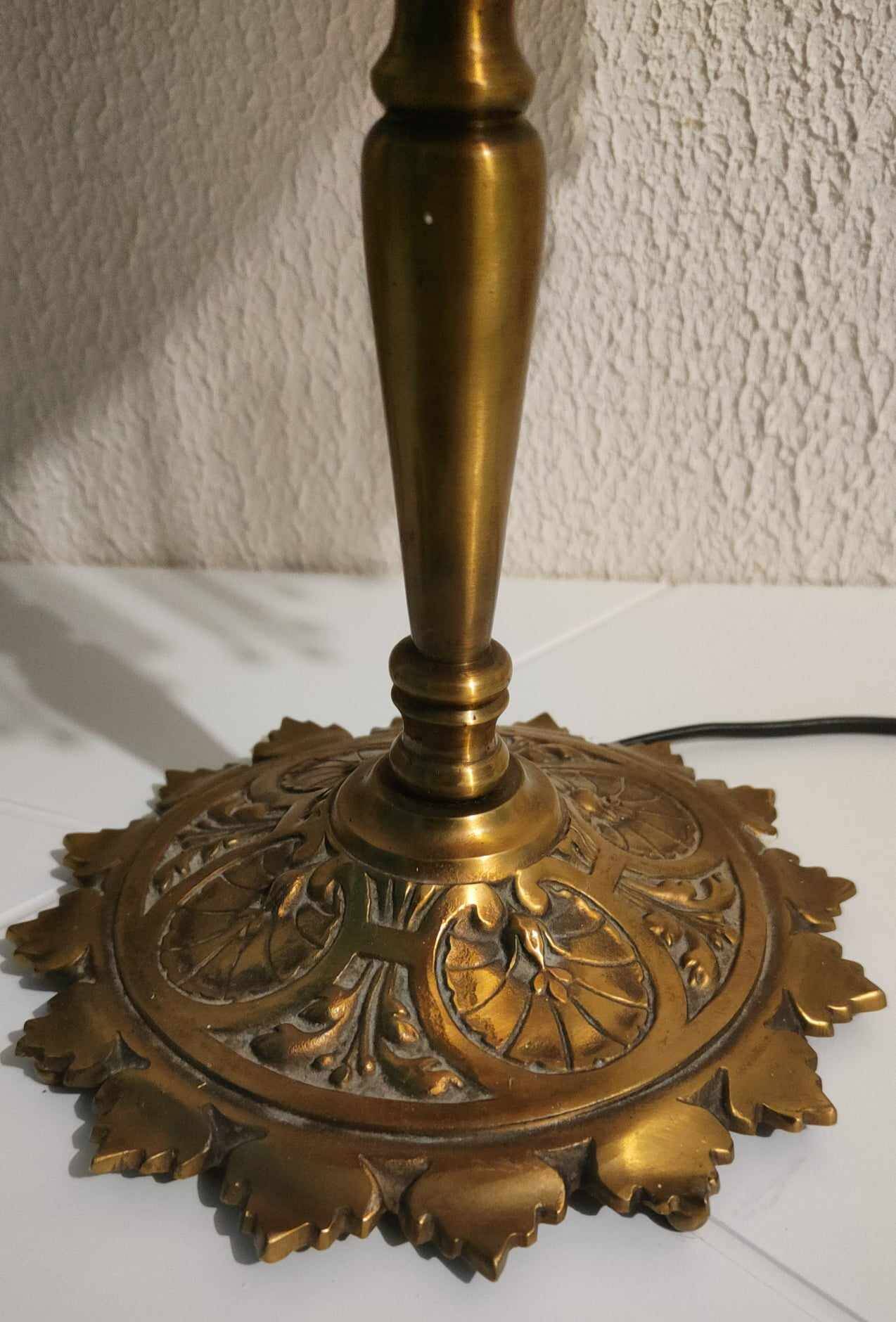 Lampe en laiton abat jour pate de verre ambré et reflets doré | Selency