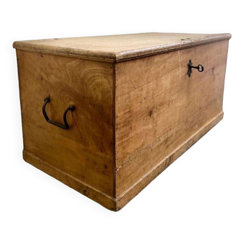 Ancien coffre en bois avec serrure / table basse / table d'appoint | Selency