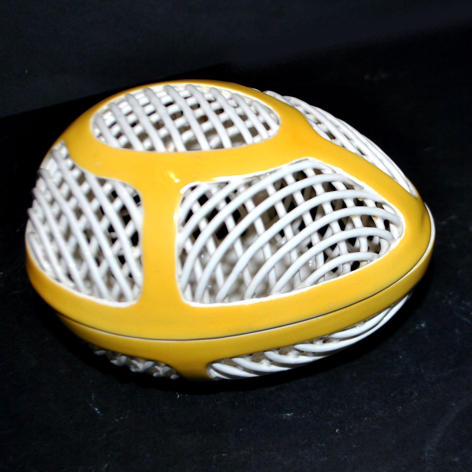 Bonbonnière Malicorne vintage en céramique ajourée formant un oeuf ...