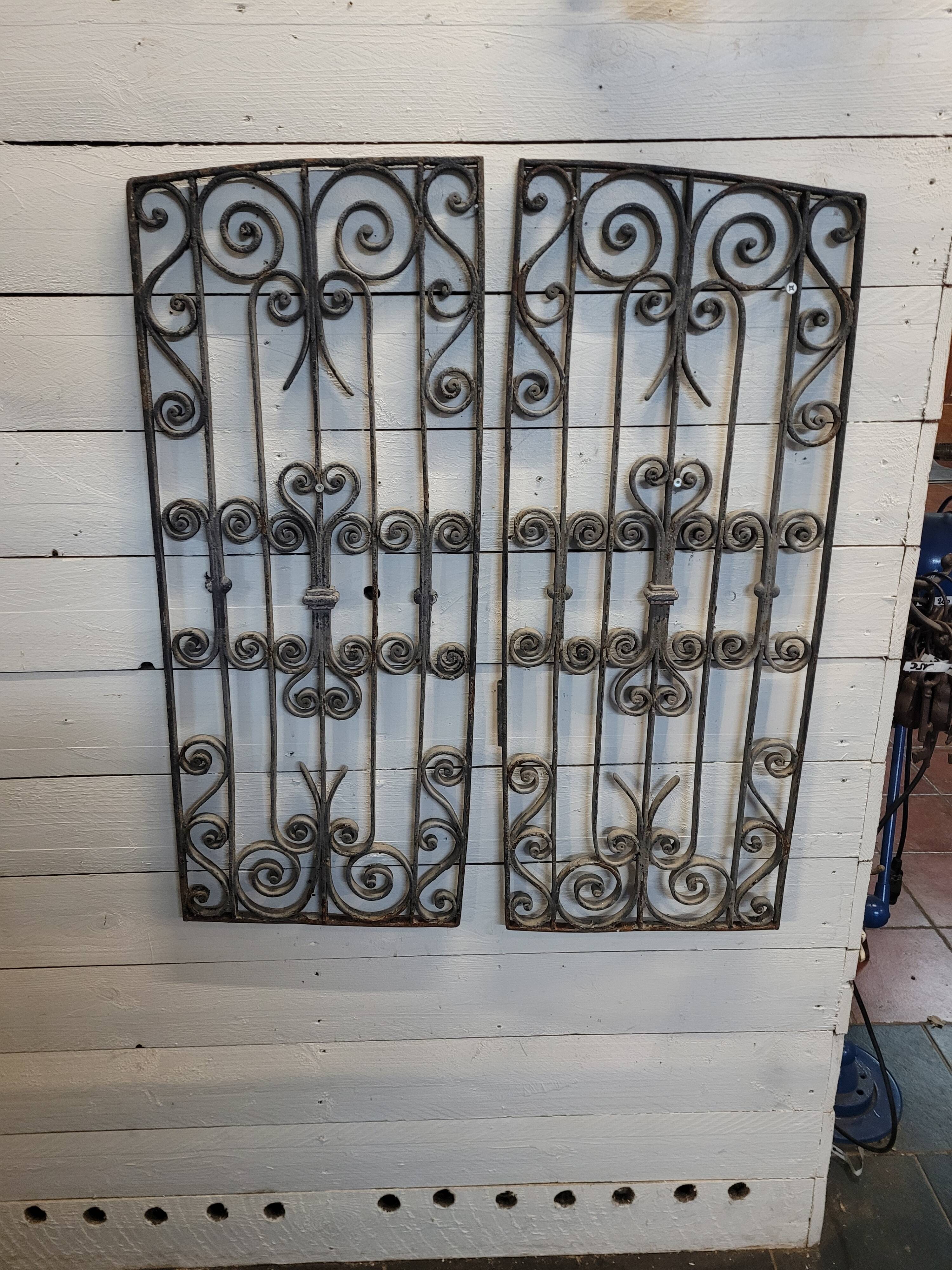 Ancienne paire de grilles en fer forgé | Selency