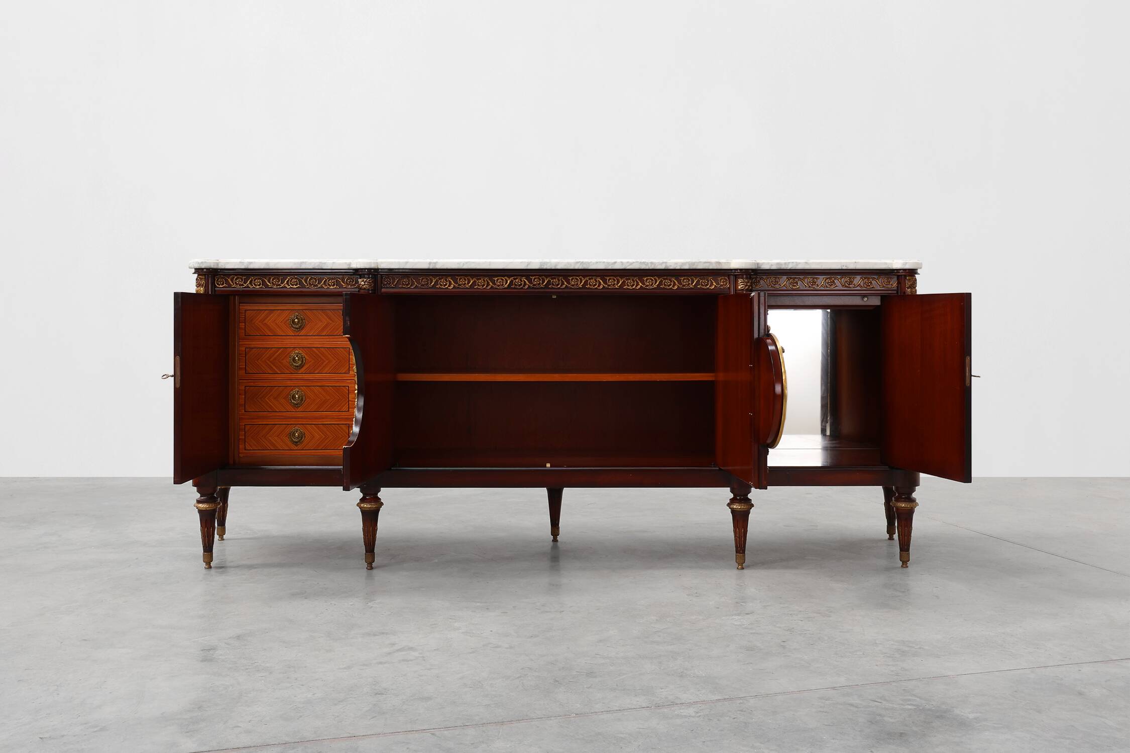 Buffet en acajou de style Louis XVI de haute qualité du XXe siècle par ...