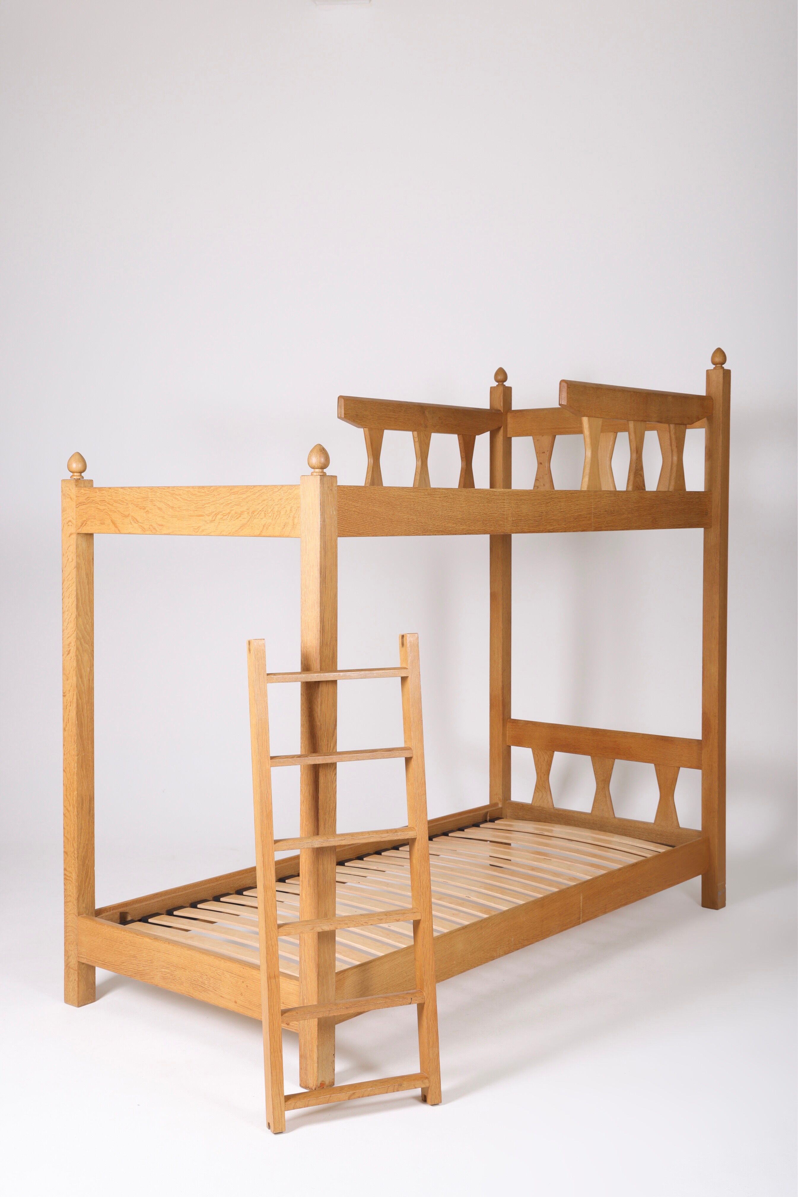 Lit superposé en bois massif par Guillerme et Chambron, 1960, France ...