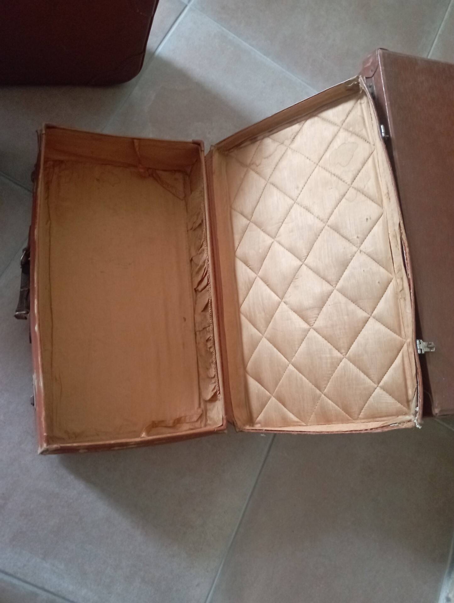 Lot de cinq valises anciennes | Selency