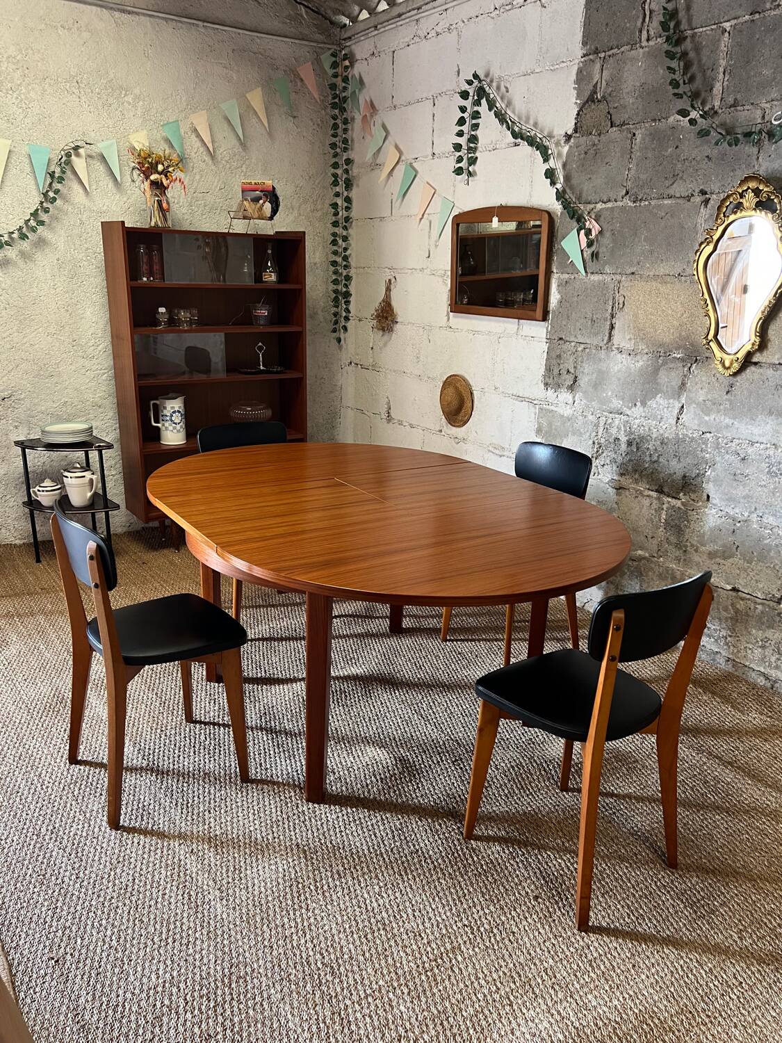 Vintage round table with integrated extension and its 4 chairs | Selency