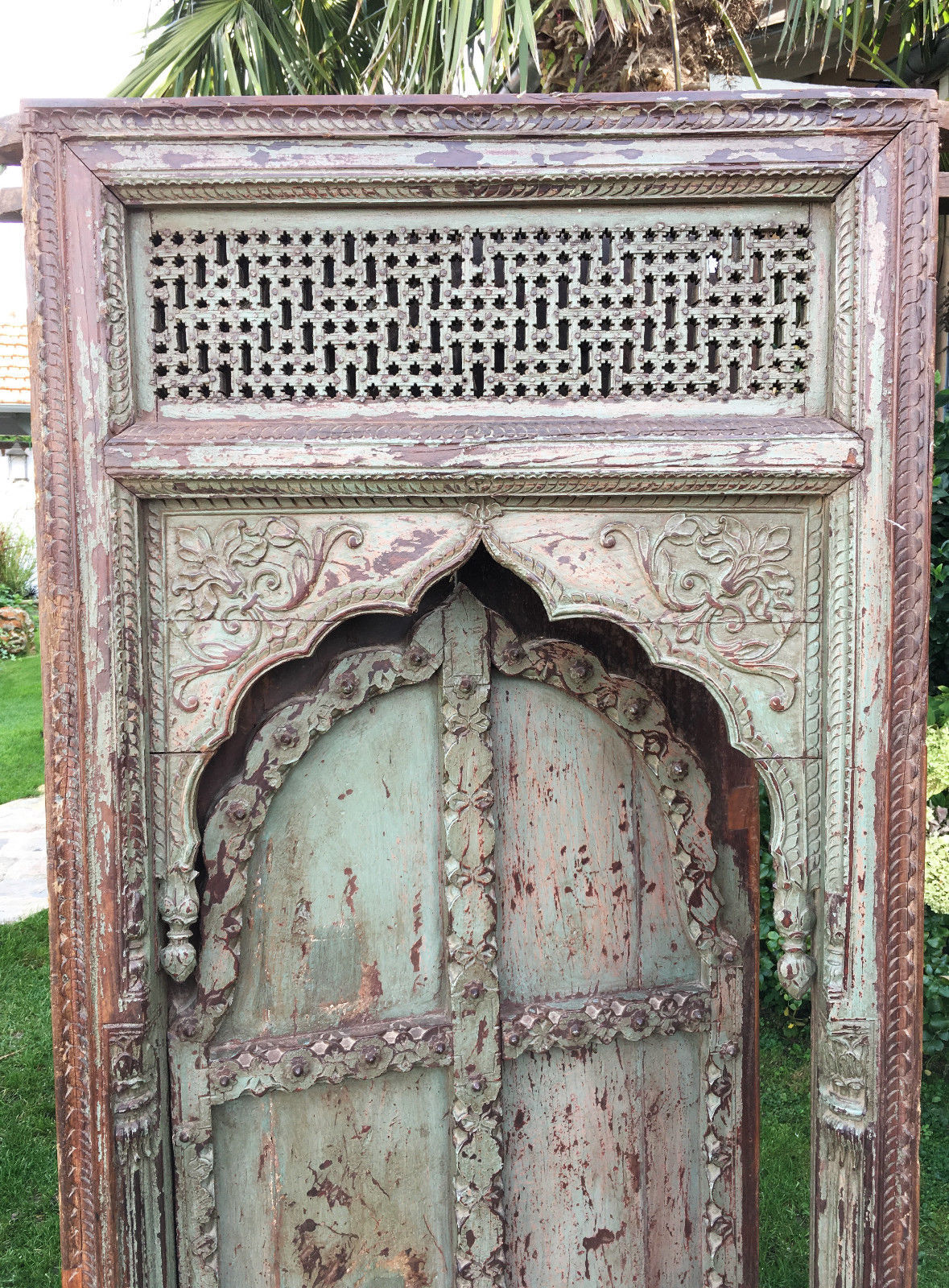 Porte orientale marocaine ancienne en bois à décor de moucharabieh ...