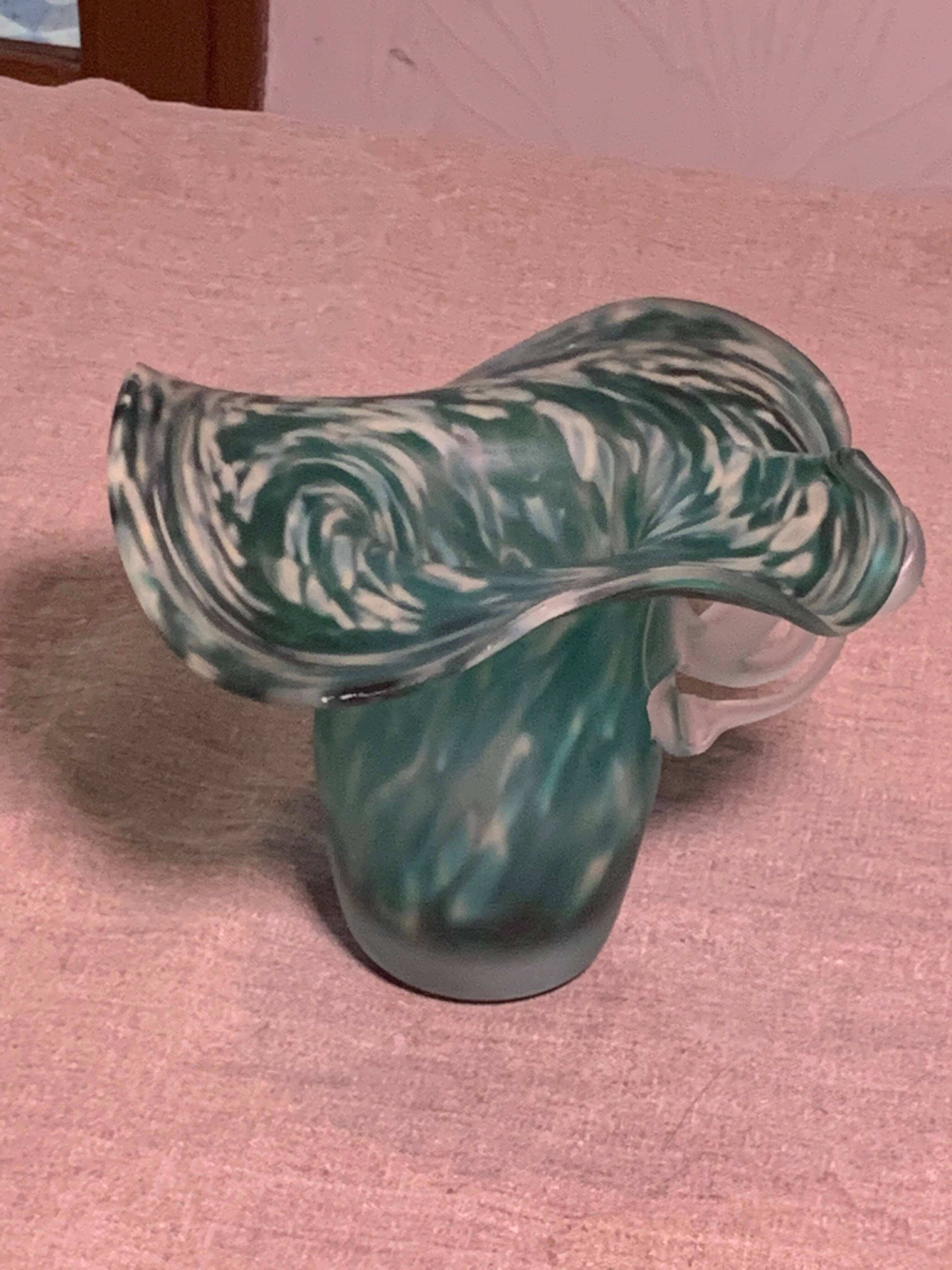 Vase en pâte de verre de Clichy vert et blanc en forme de corolle ...