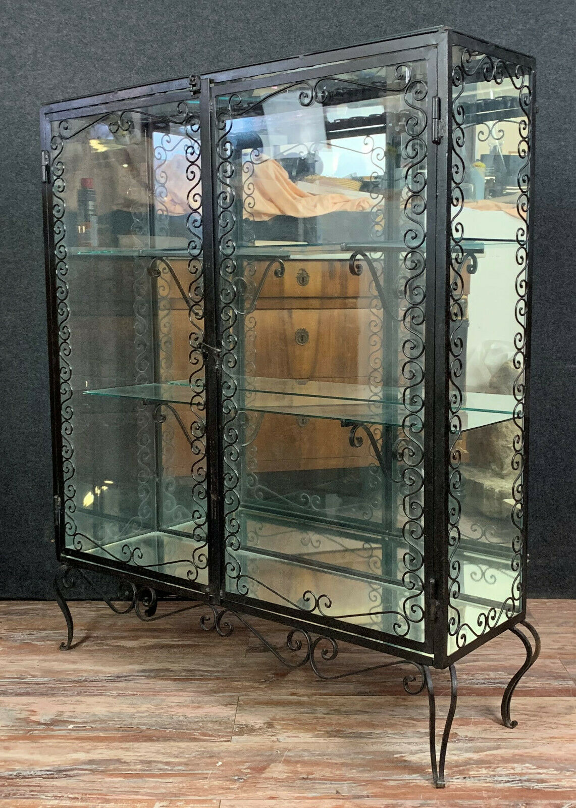 Vitrine de présentation en fer forgé à décors d’enroulements | Selency