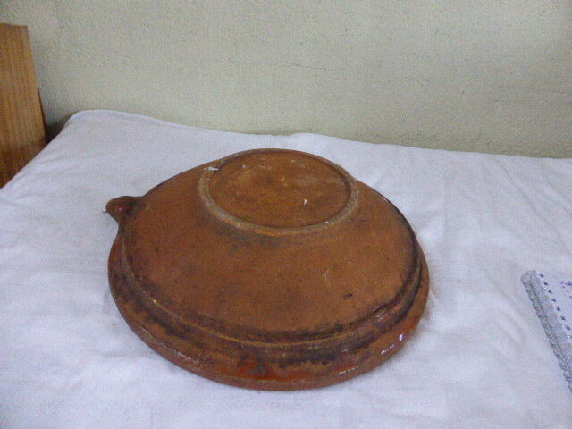 Plat creux en terre cuite vernissée ancienne, jatte avec bec verseur ...