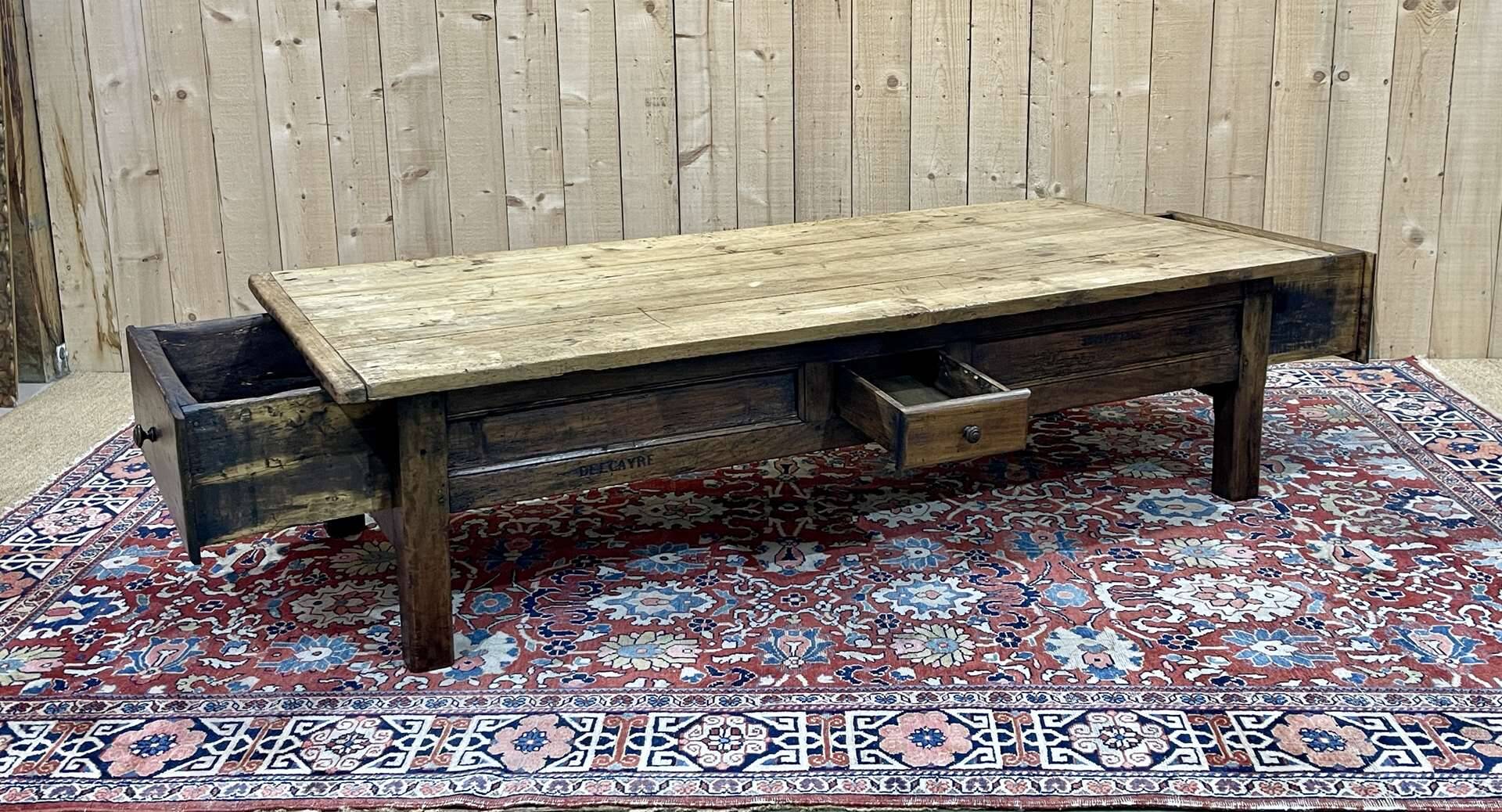 Table basse rustique XIXème à 4 tiroirs en peuplier et piétement en ...