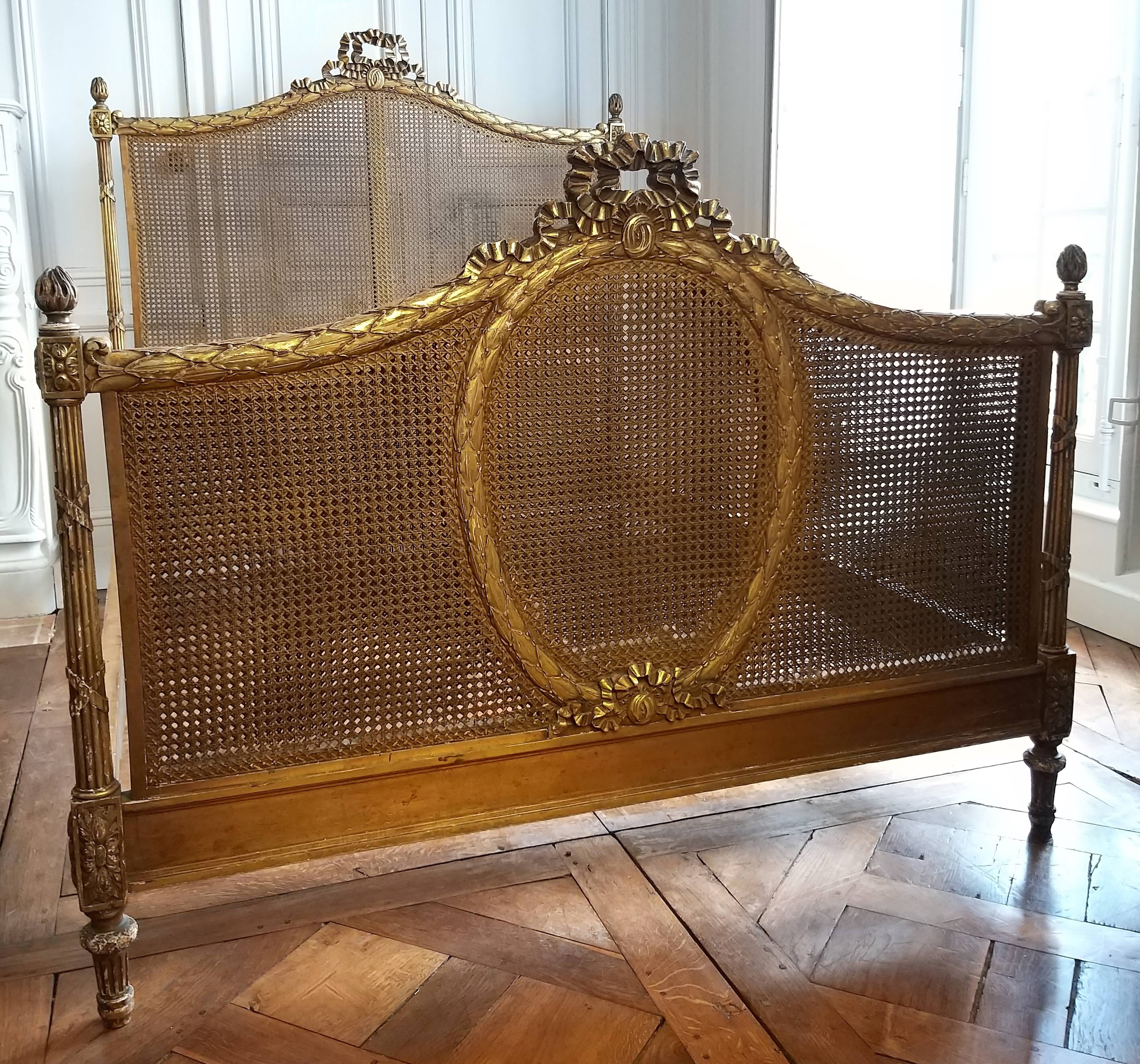 Lit Louis XVI en bois doré origine château en Touraine époque XIXème ...