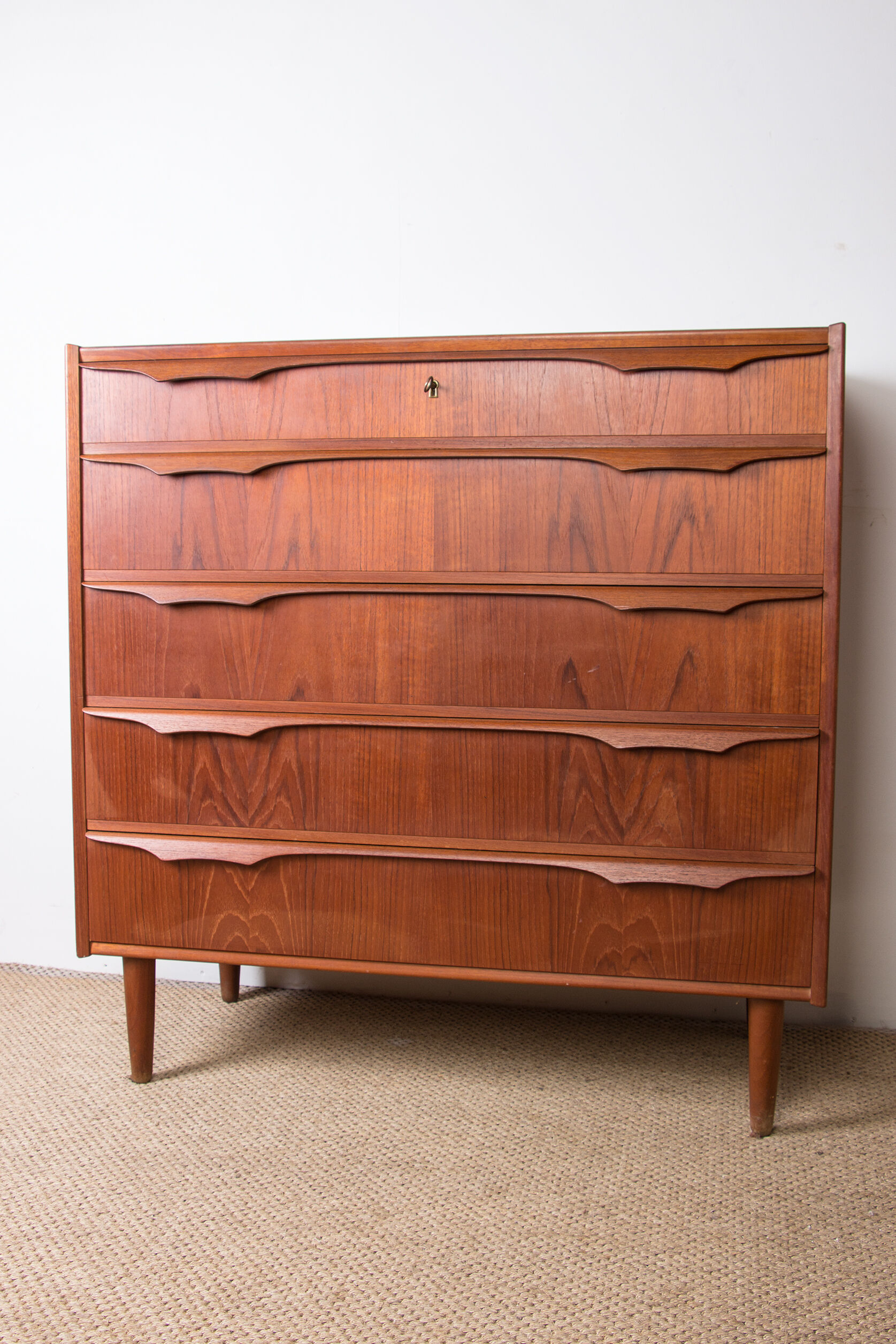 Commode danoise en teck par Klaus Okholm pour Trekanten 1960 | Selency