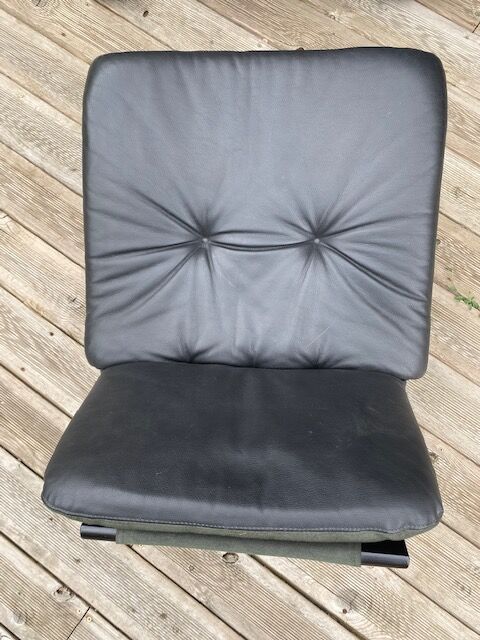 Fauteuil et repose pied cuir noir Kroken Nelo Design | Selency