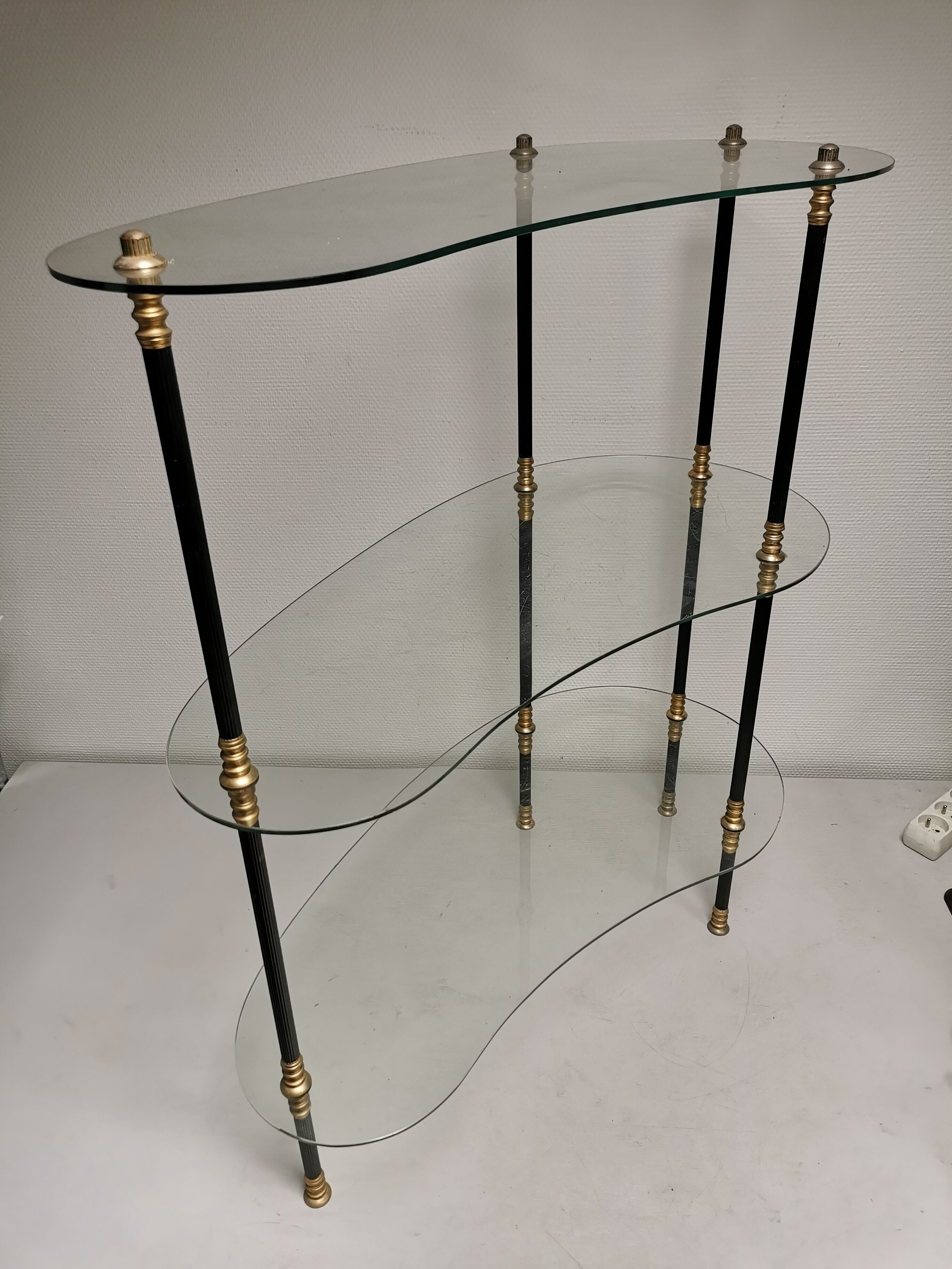 Présentoir vintage 1950 / 1960, table rognon d appoint , étagères en verre | Selency