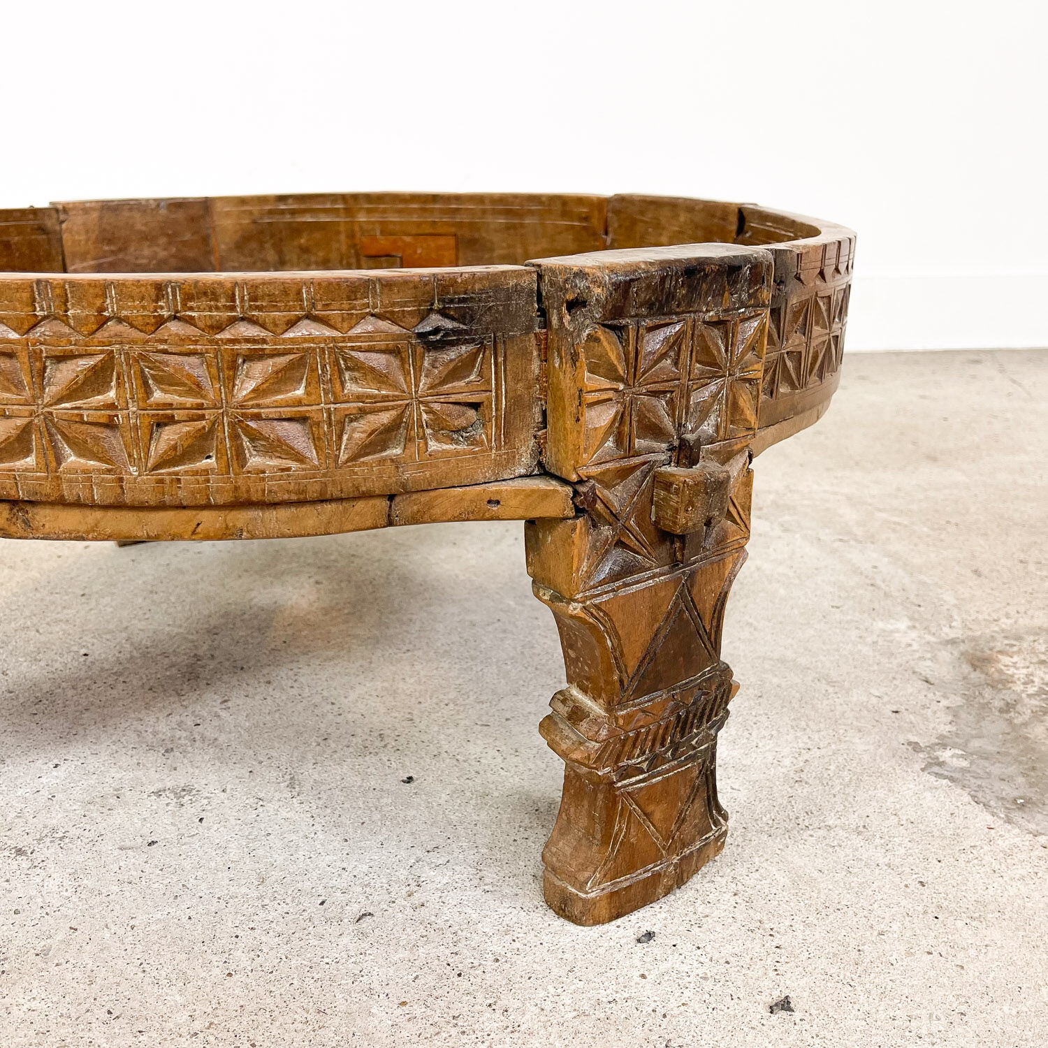 Table basse ronde indienne antique sculptée | Selency