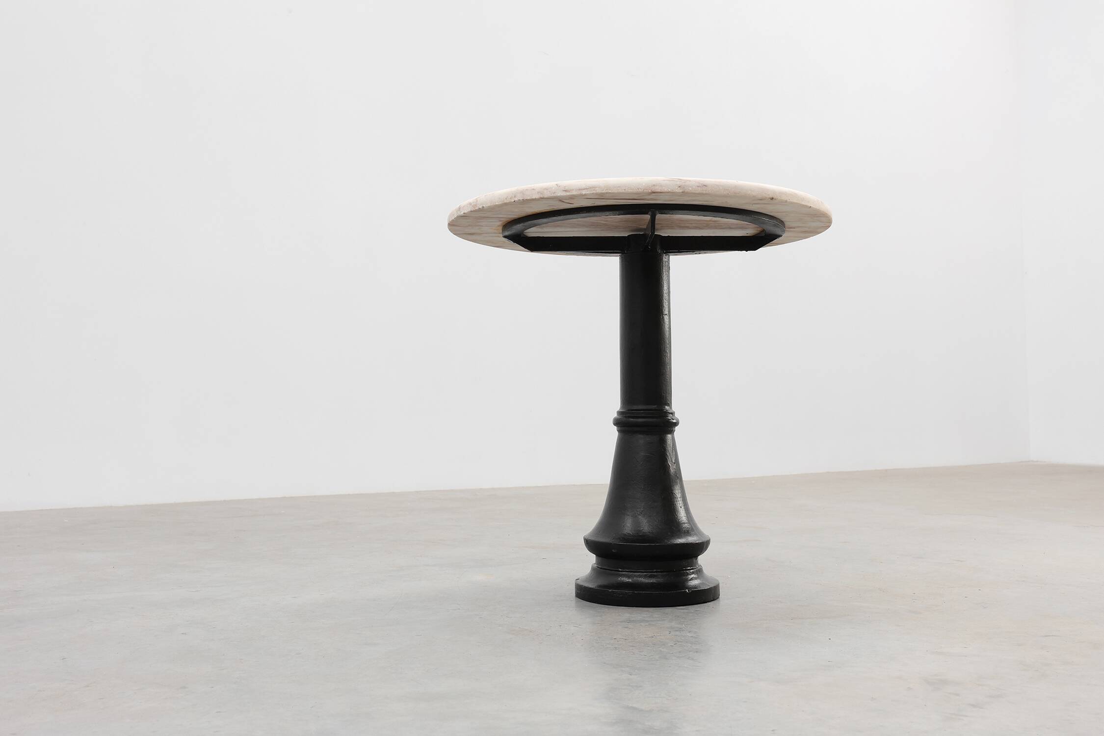 Table de jardin en fonte avec plateau en marbre de Carrare, France vers ...