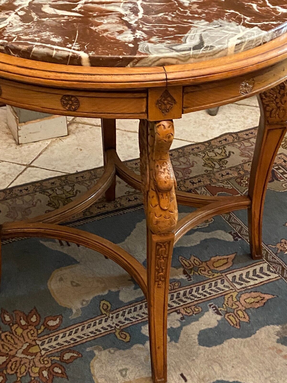 Guéridon circulaire hêtre blond massif sculpté cols de cygne style Restauration | Selency