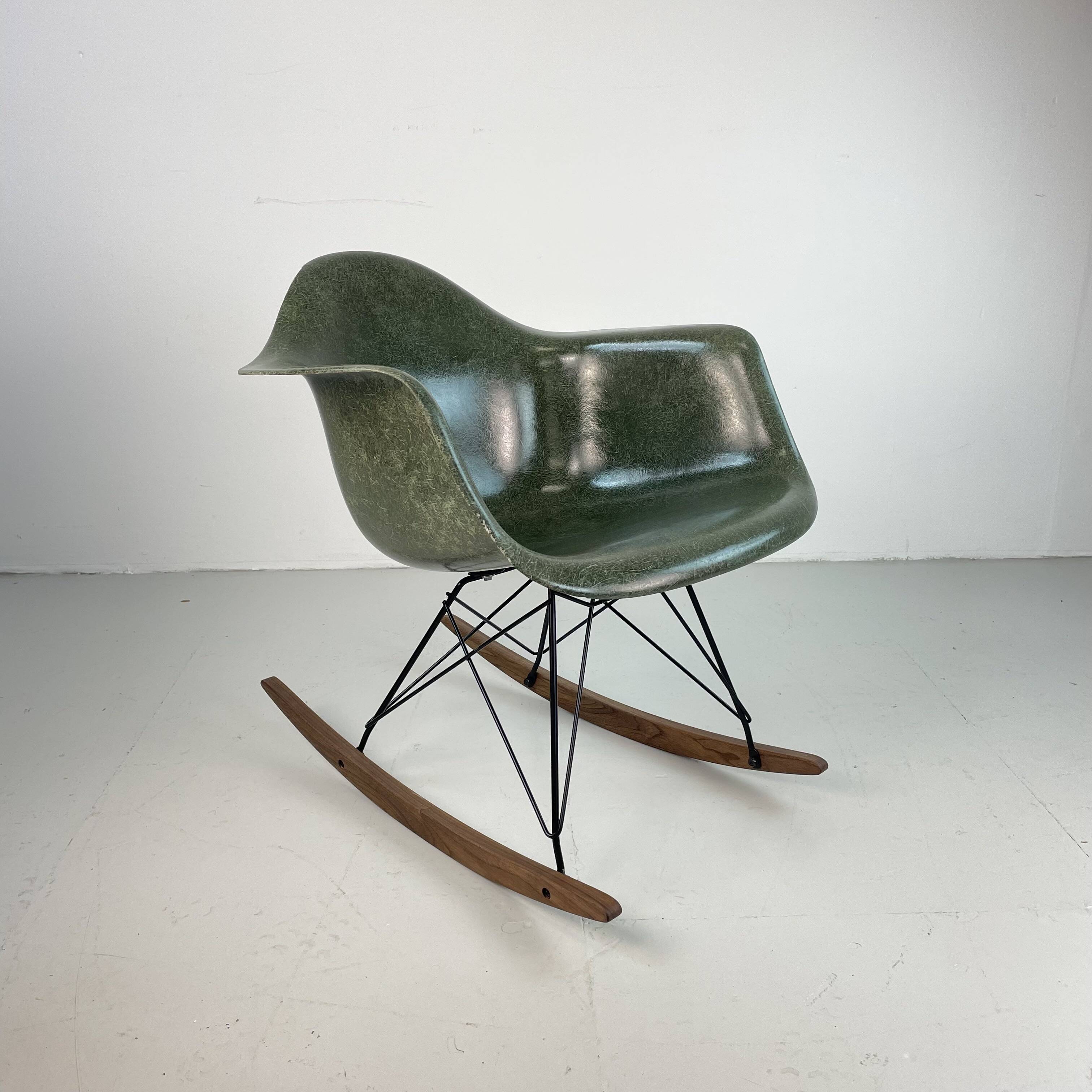 Fauteuil à bascule RAR Eames Herman Miller des années 1950 en olive foncé | Selency