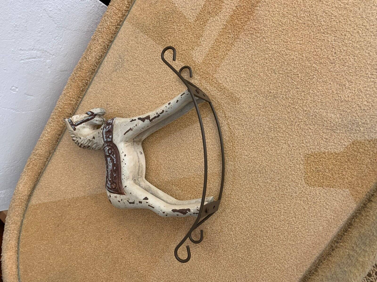 Cheval jouet ancien ivoire et noir en bois, armature visible ...