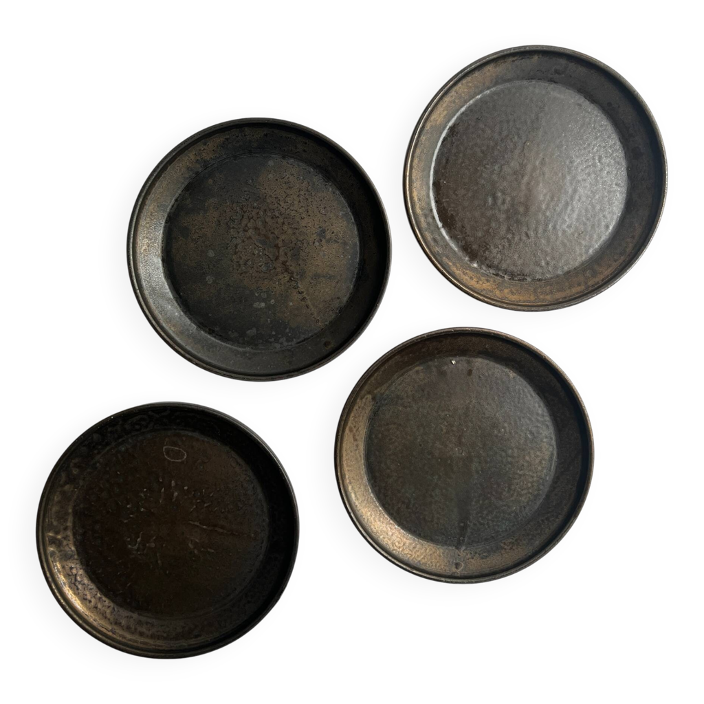 4 assiettes plates brutaliste en grés émaillé Noir marronné et irisé ...