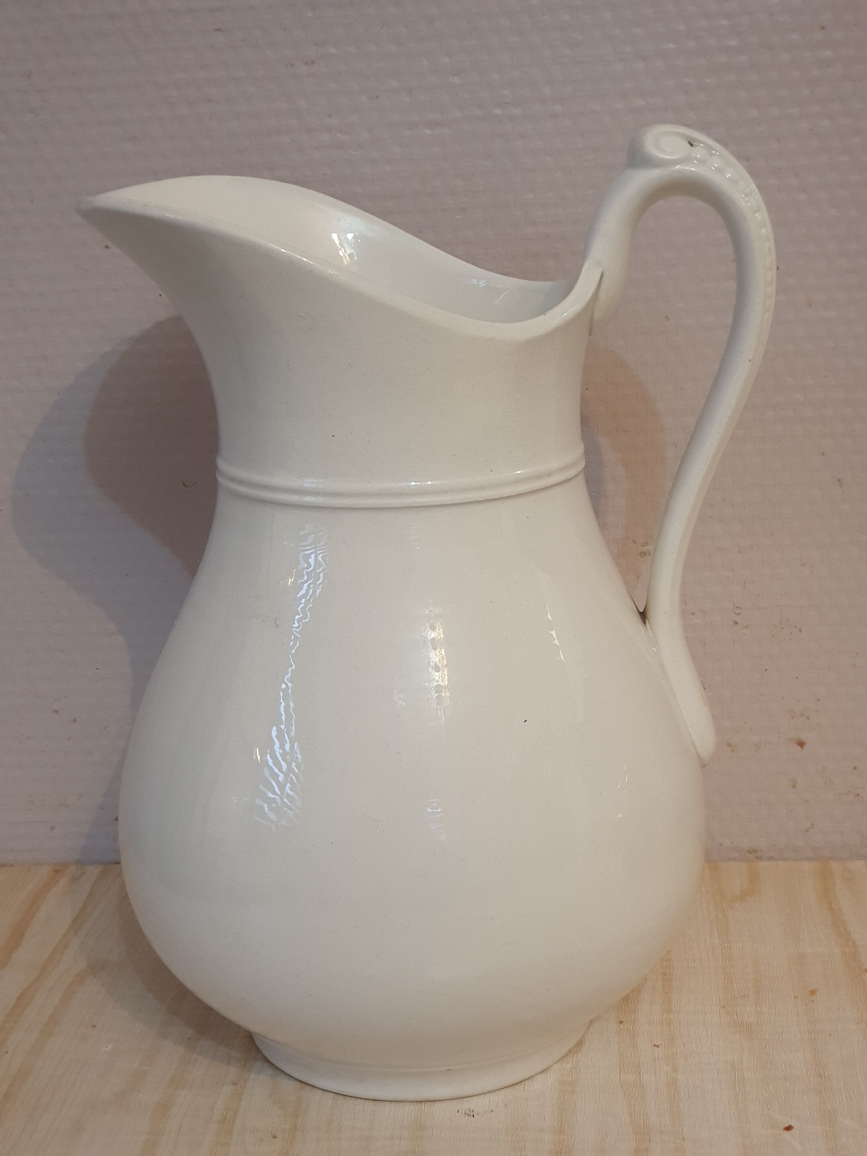 Pichet broc ancien en porcelaine blanche | Selency