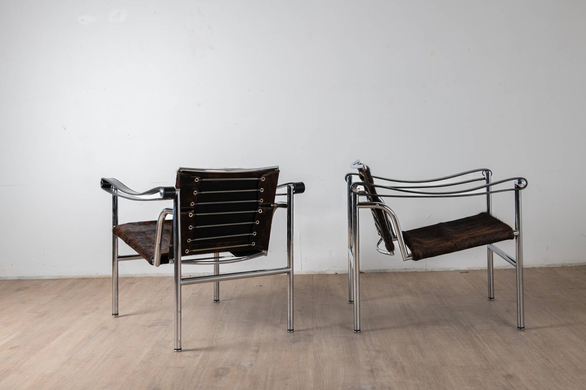 Fauteuils LC1 de Charlotte Perriand, Le Corbusier, Pierre Jeanneret ...