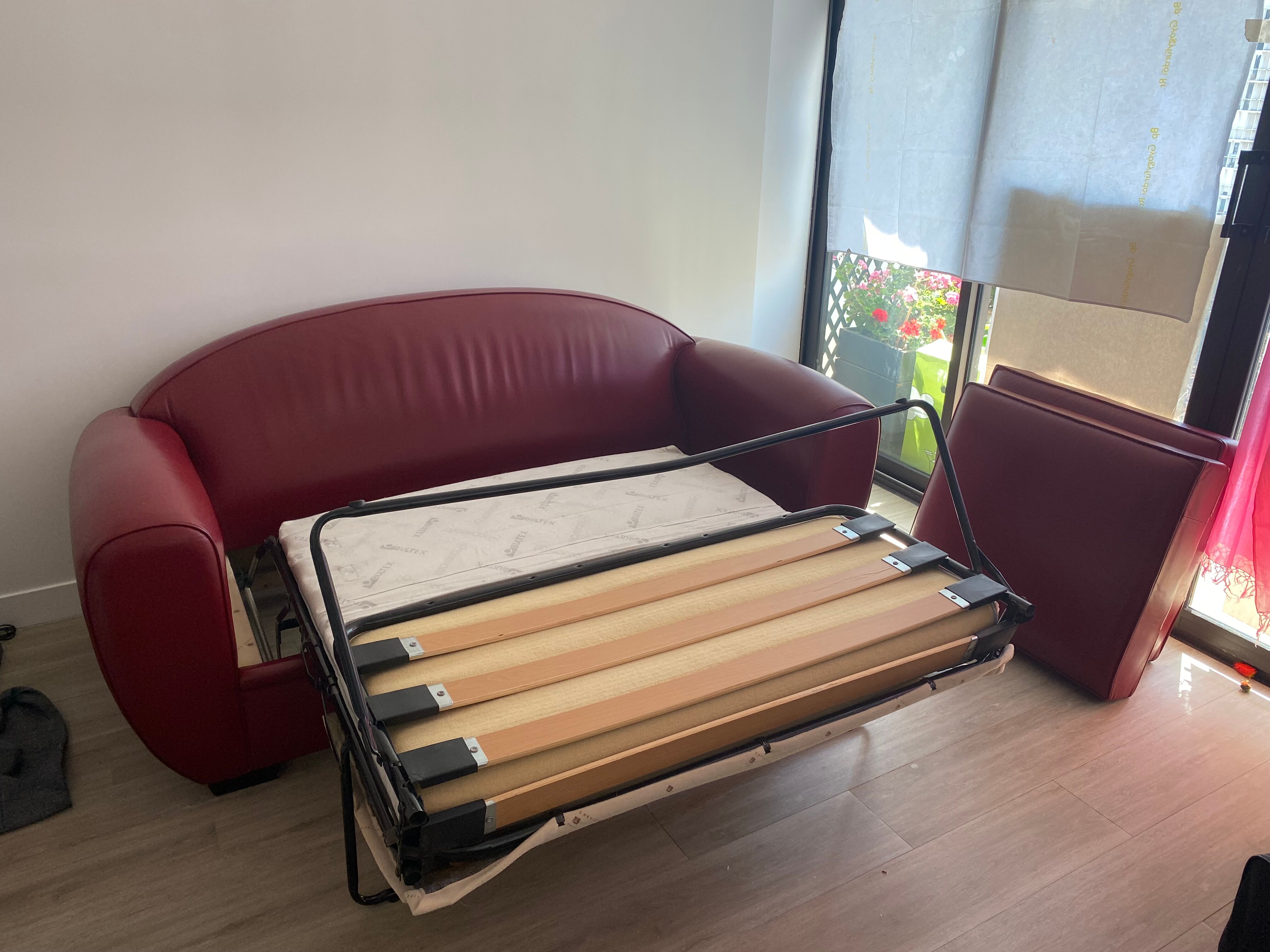 Canapé lit club convertible cuir rouge Hugues Chevalier deux assises ...