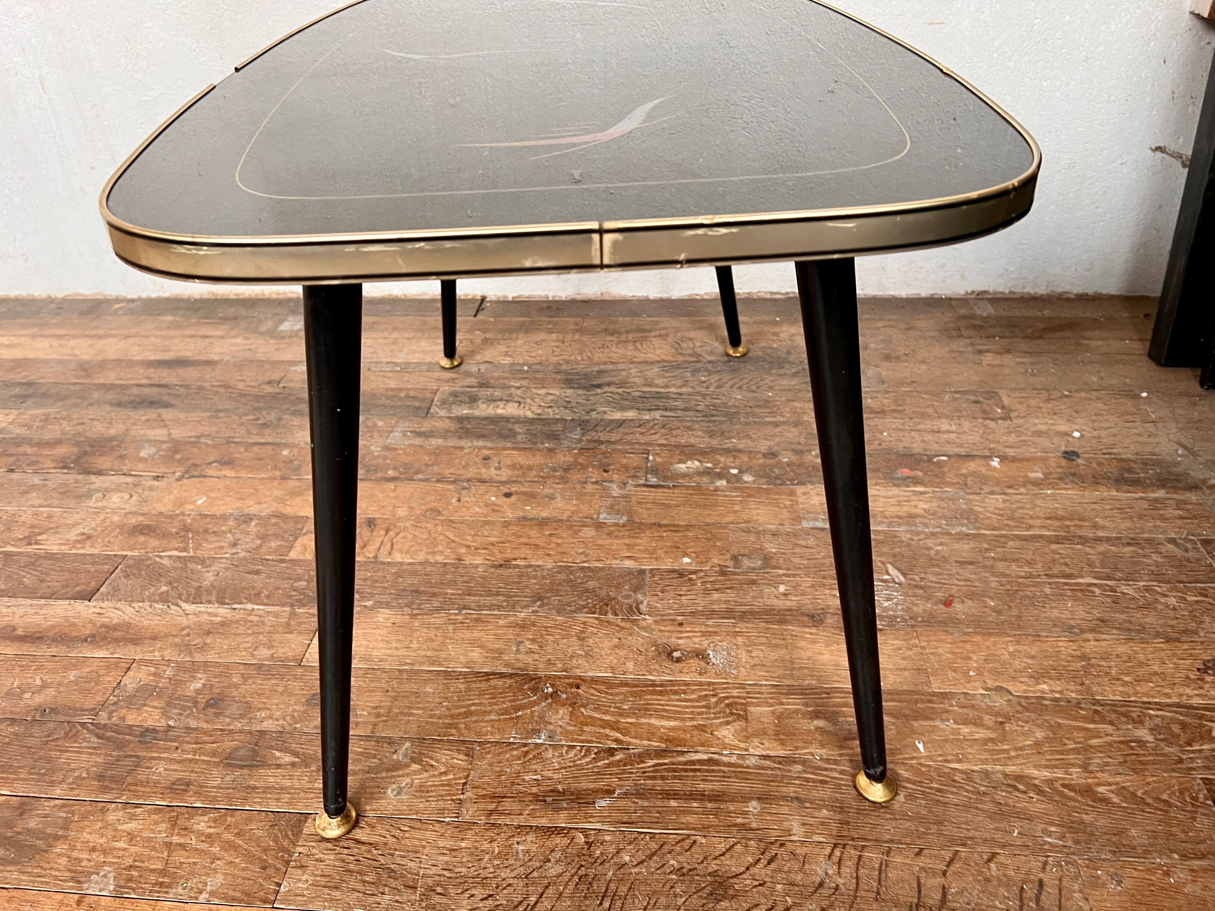 Table basse forme libre peinture sous verre pieds compas 1950 | Selency