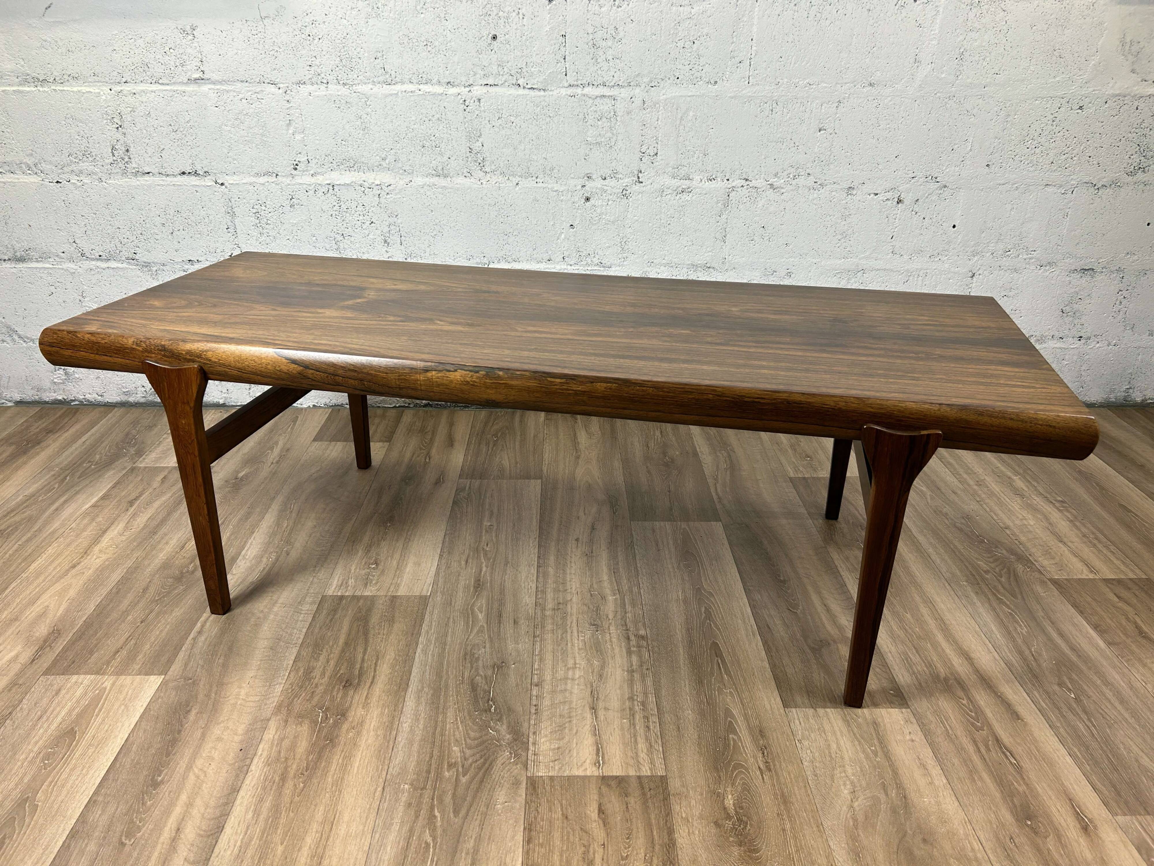 Table basse scandinave vintage en palissandre signée Johannes Andersen, années 60 | Selency