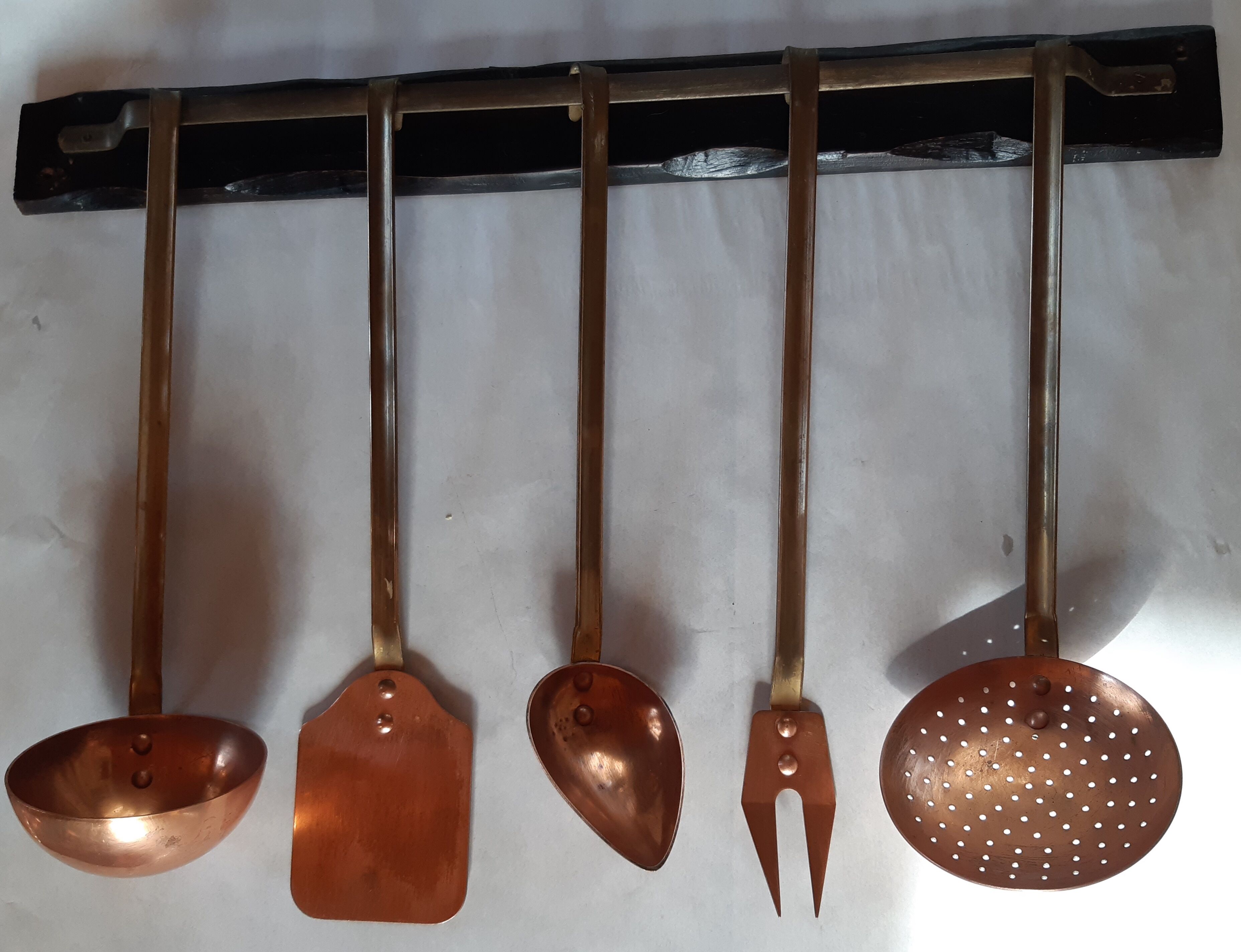 Ustensiles de cuisine en cuivre avec leur support mural | Selency