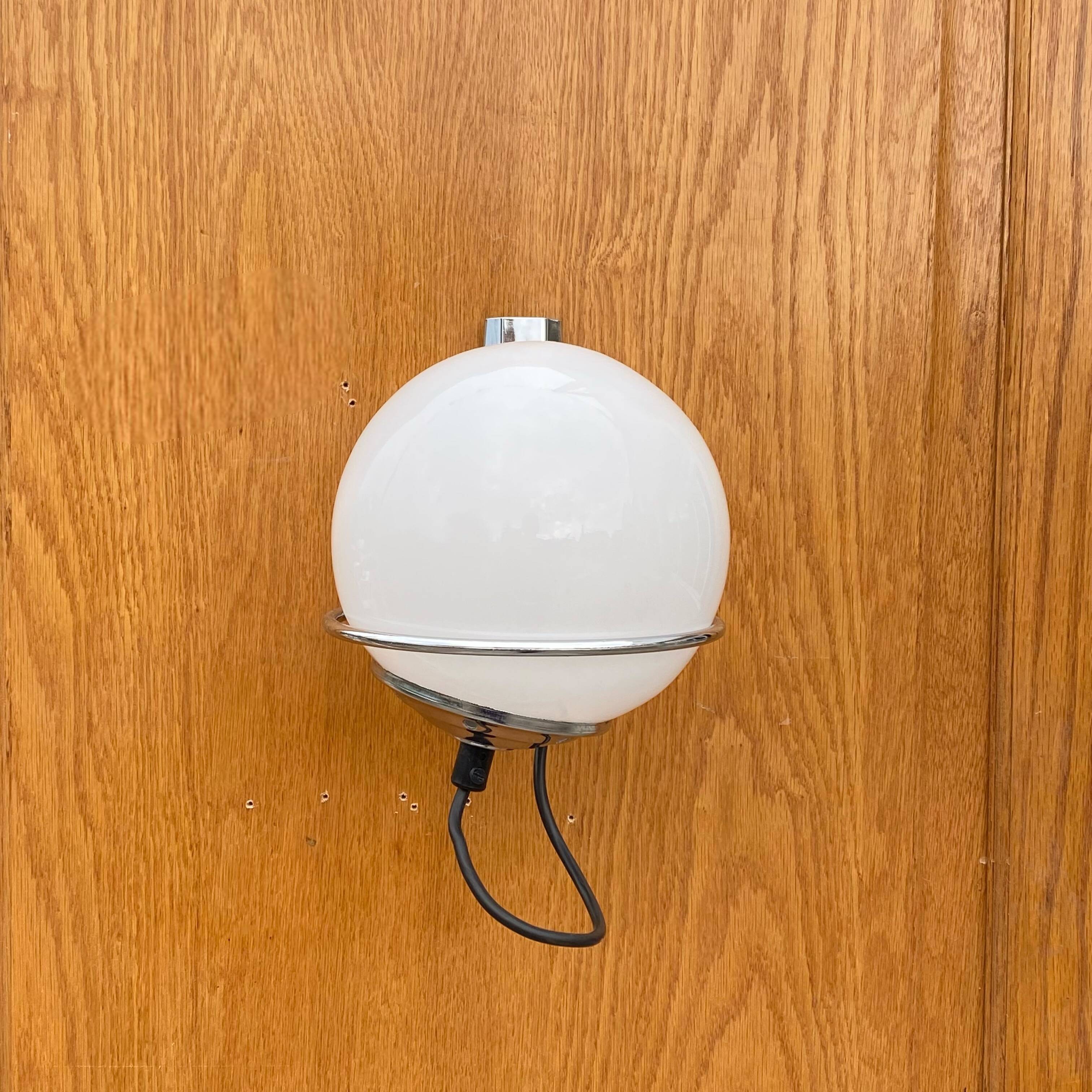 Applique globe opaline et métal chromé Targeti | Selency