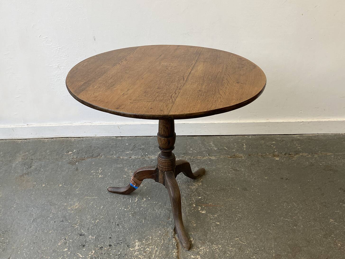 19th century antique oak round tilt top table | Selency