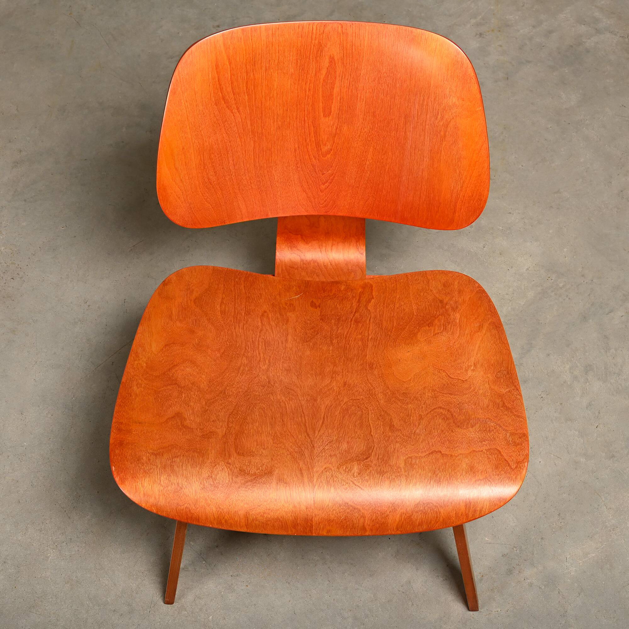 Chaise longue LCW Early de Charles et Ray Eames en aniline rouge pour ...
