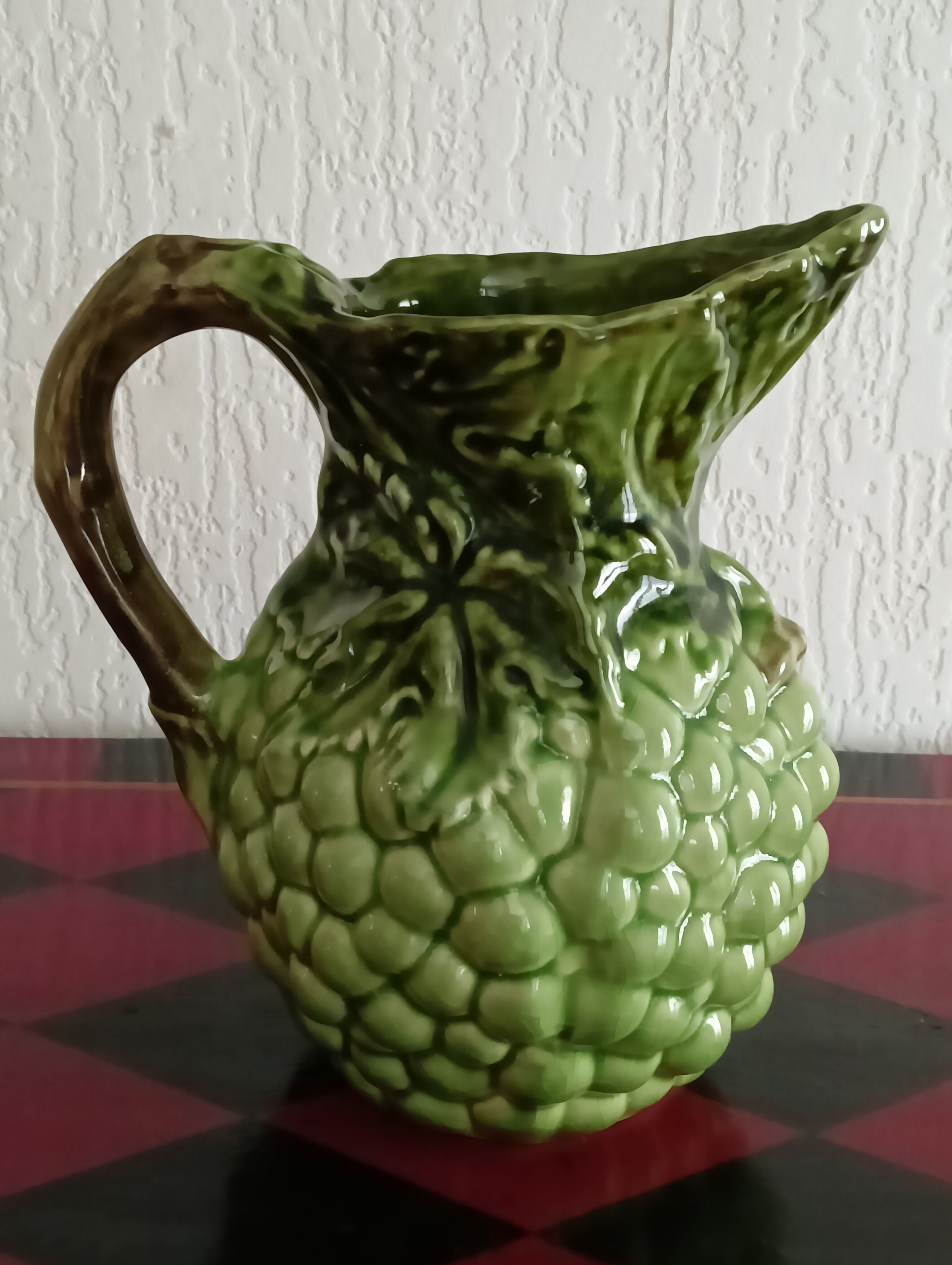 Pichet - carafe en barbotine en forme de grappe de raisin, parfait état. | Selency