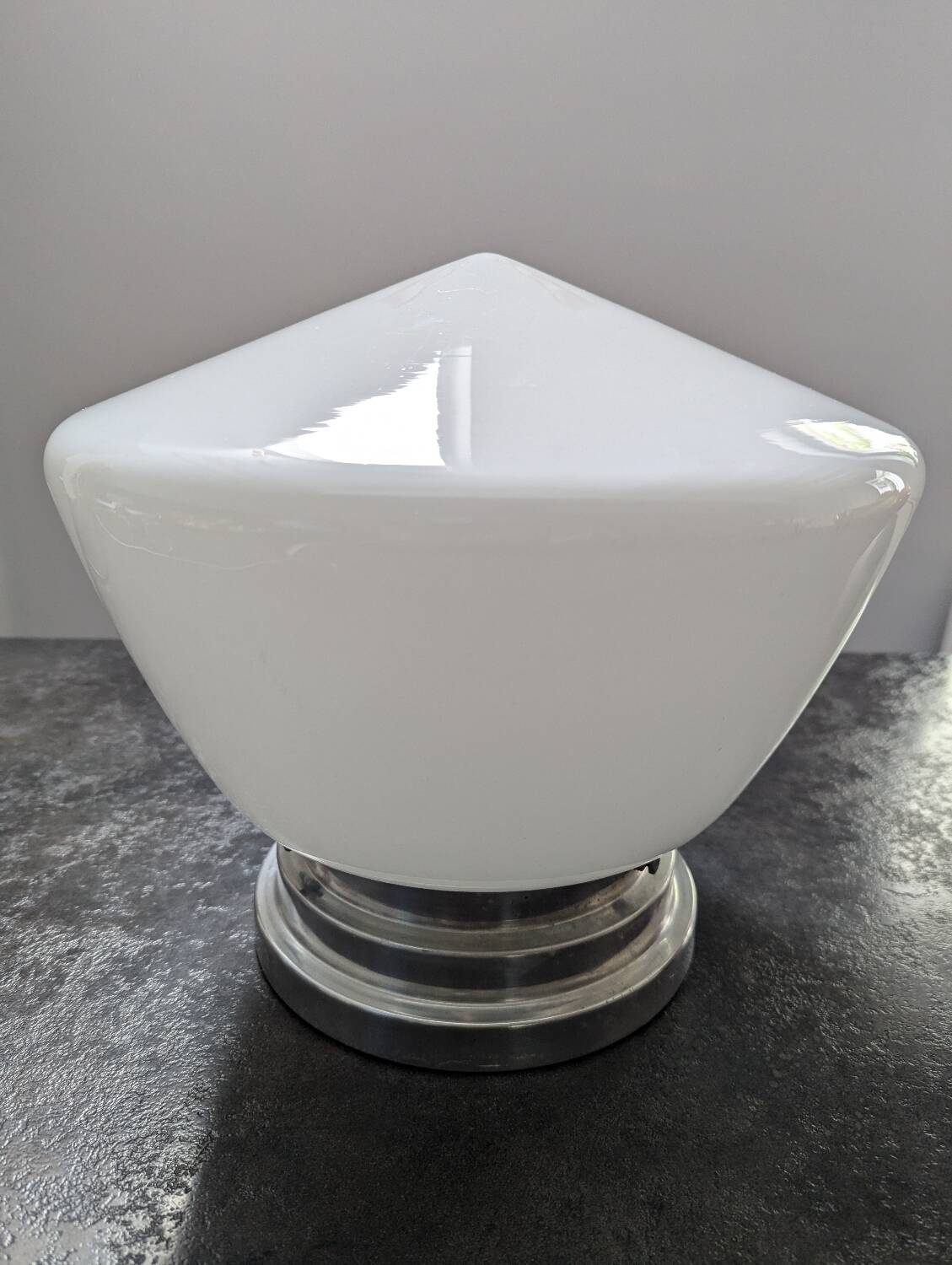 Plafonnier Art déco globe building Skyscraper en verre opalin blanc, 1920 | Selency