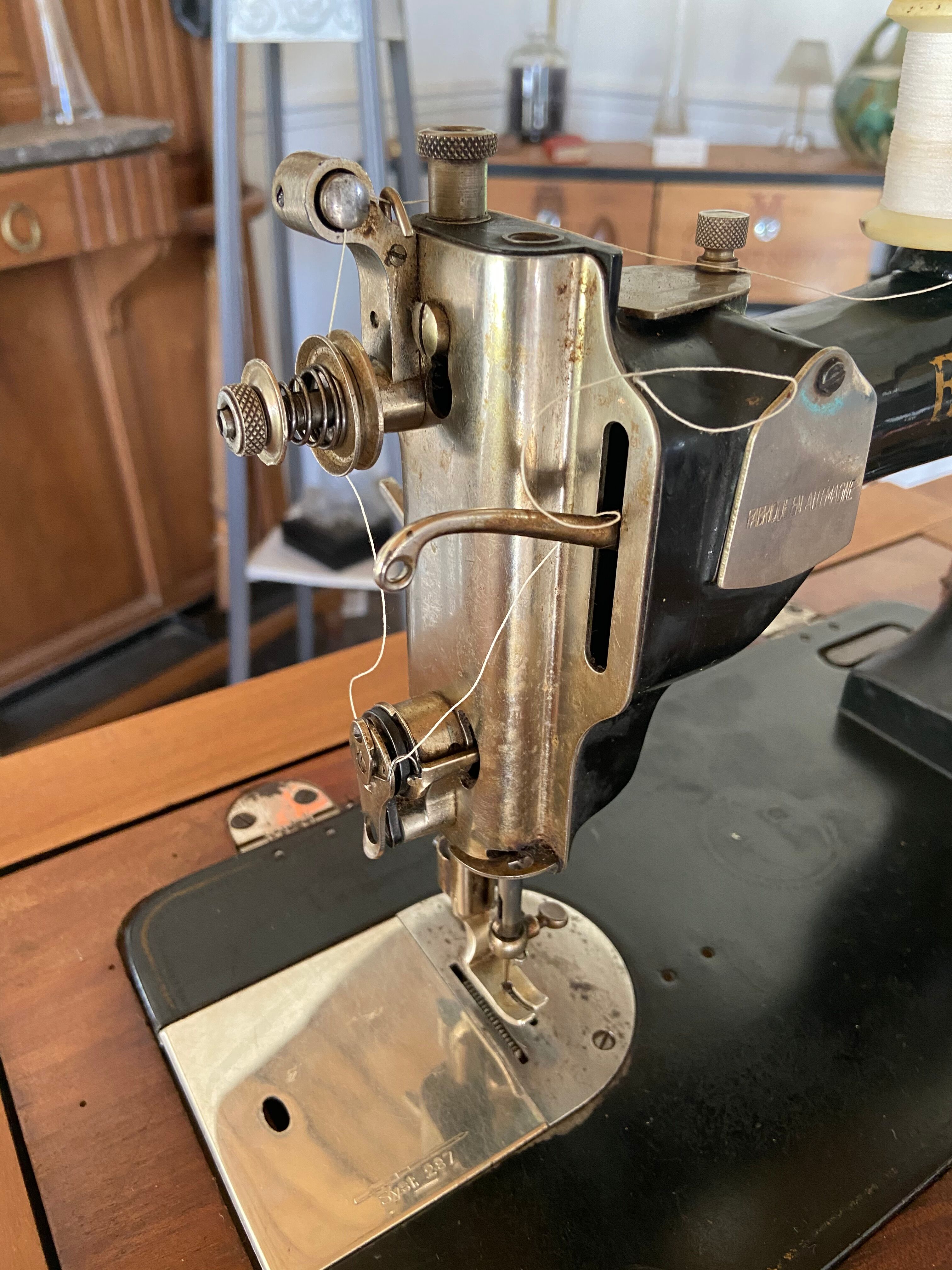 Machine à coudre manuelle excelsior avec son meuble | Selency