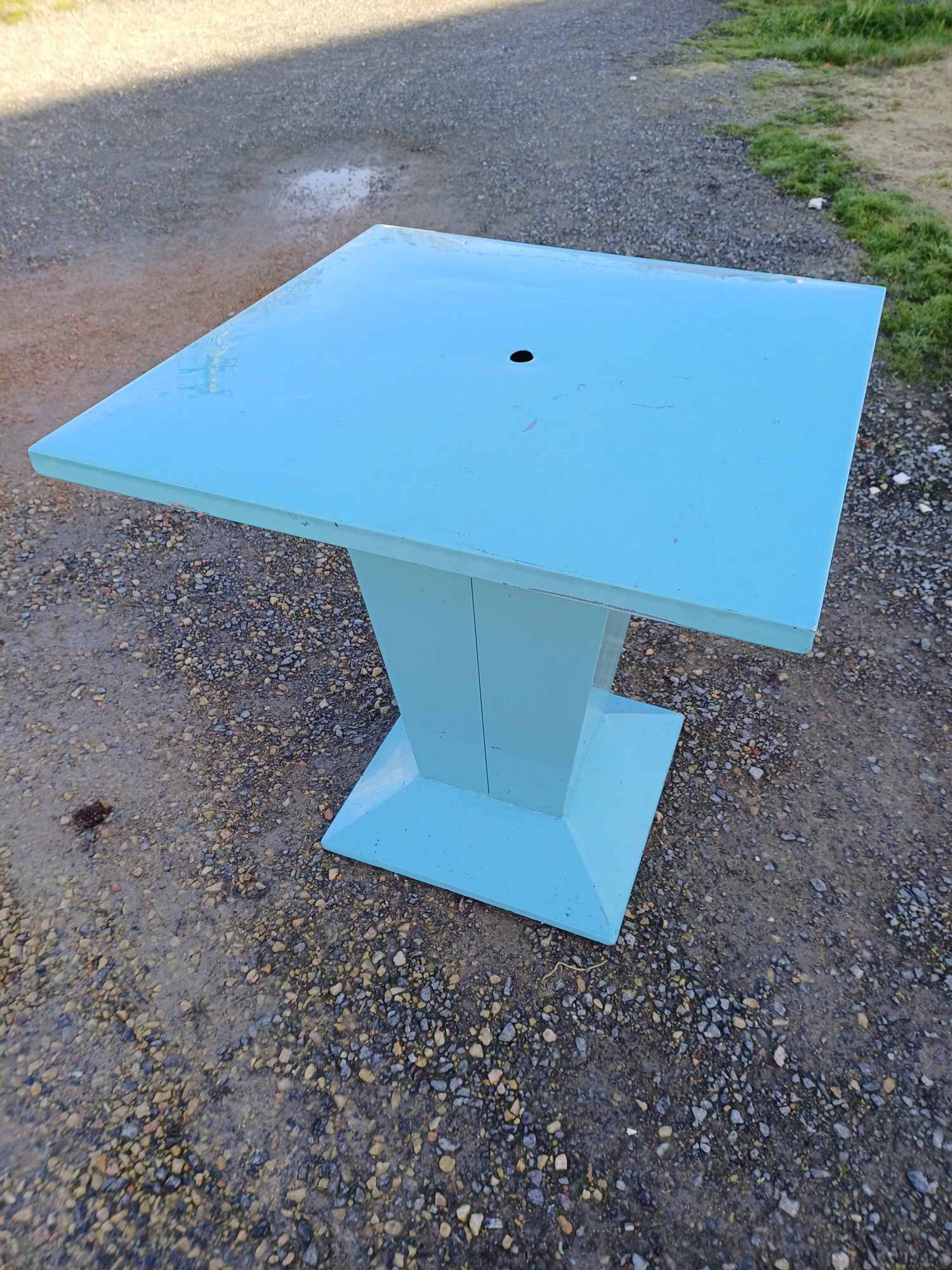 Table tolix modèle kub: 79 par 79 79 haut. 495 euros pièce, 2 pièces ...