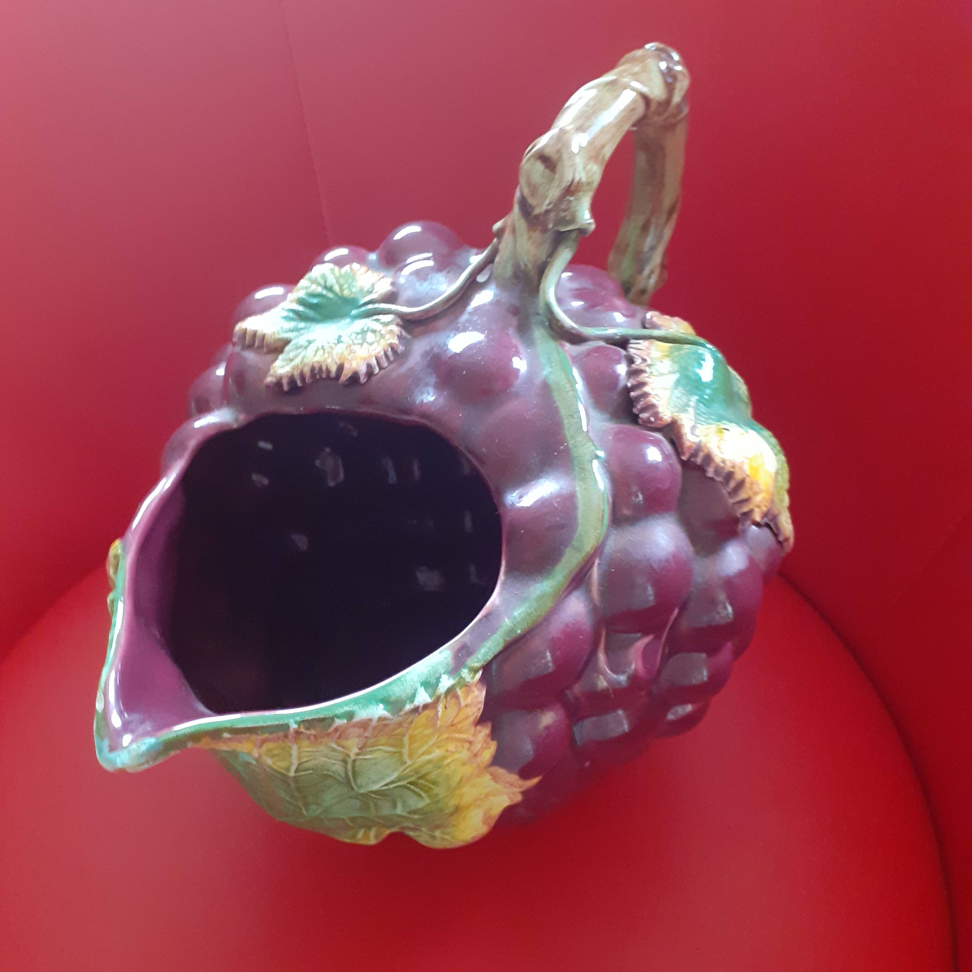 Pichet ancien en barbotine. Forme fraise. | Selency