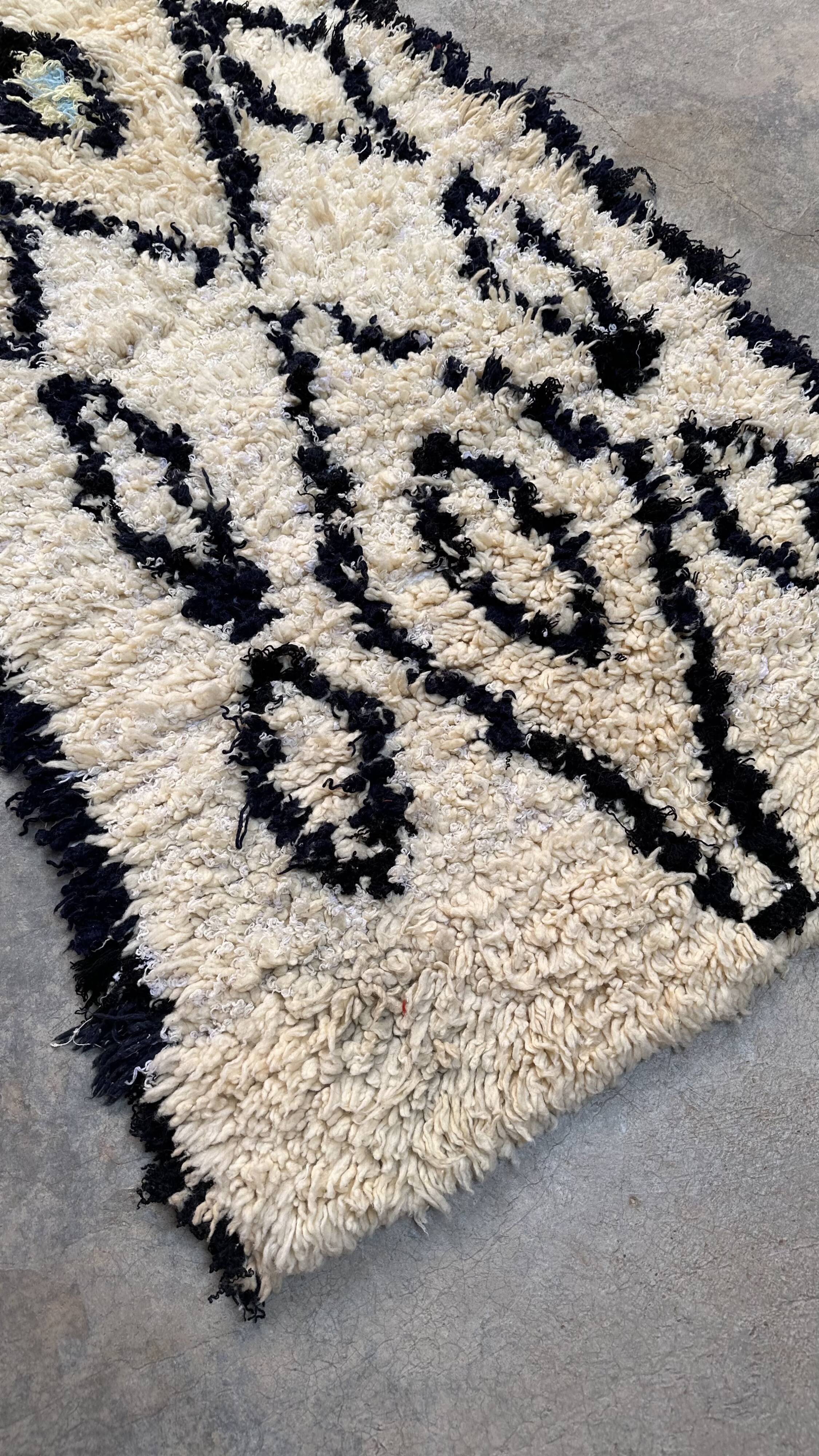 Tapis Marocain blanc et noir Azilal- 167 x 72 cm | Selency