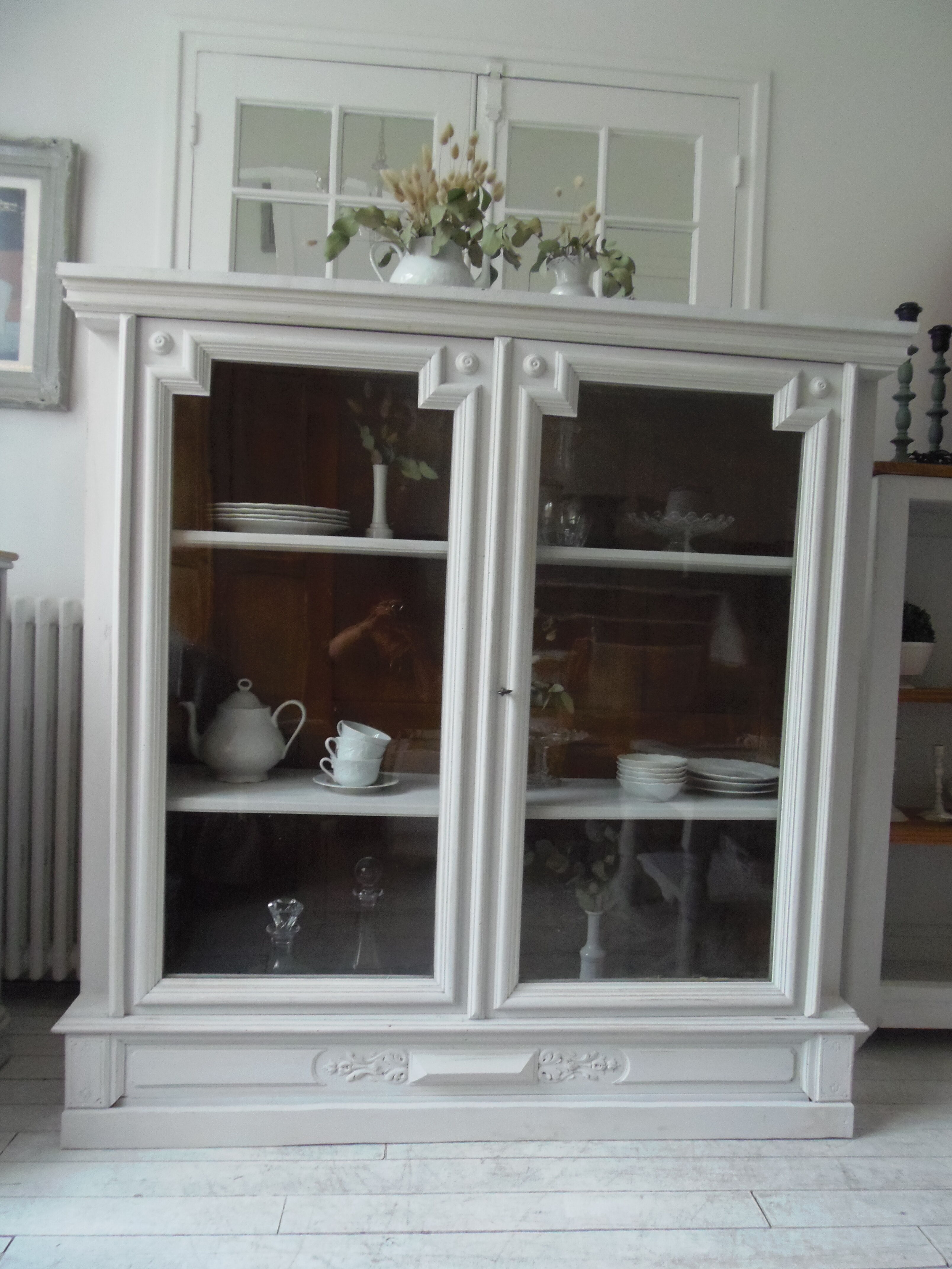 Buffet vitré ancien , 2 portes vitrées, 2 étagère patiné gris perle ...