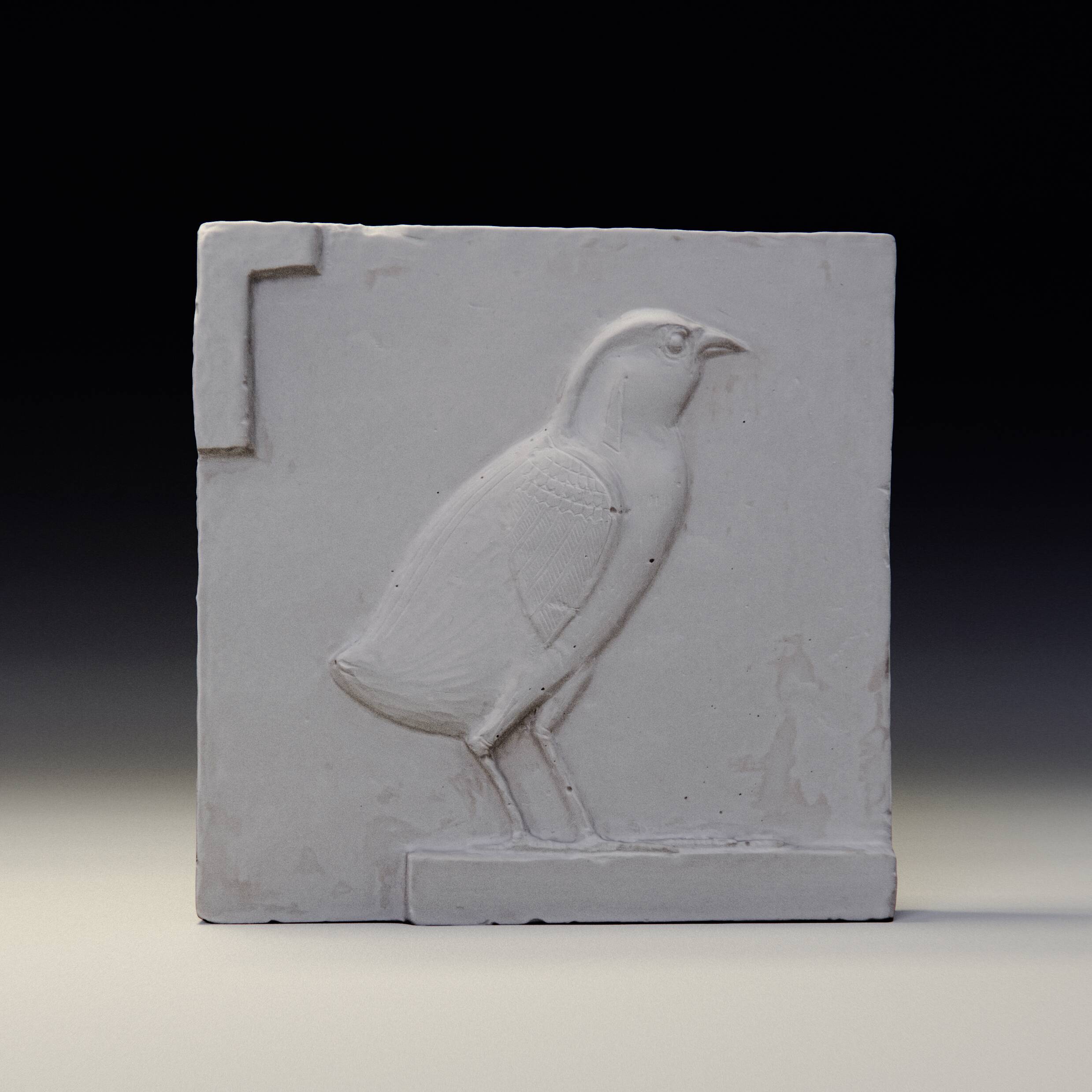 Bas-relief avec poussin de caille – Reproduction en plâtre de la ...